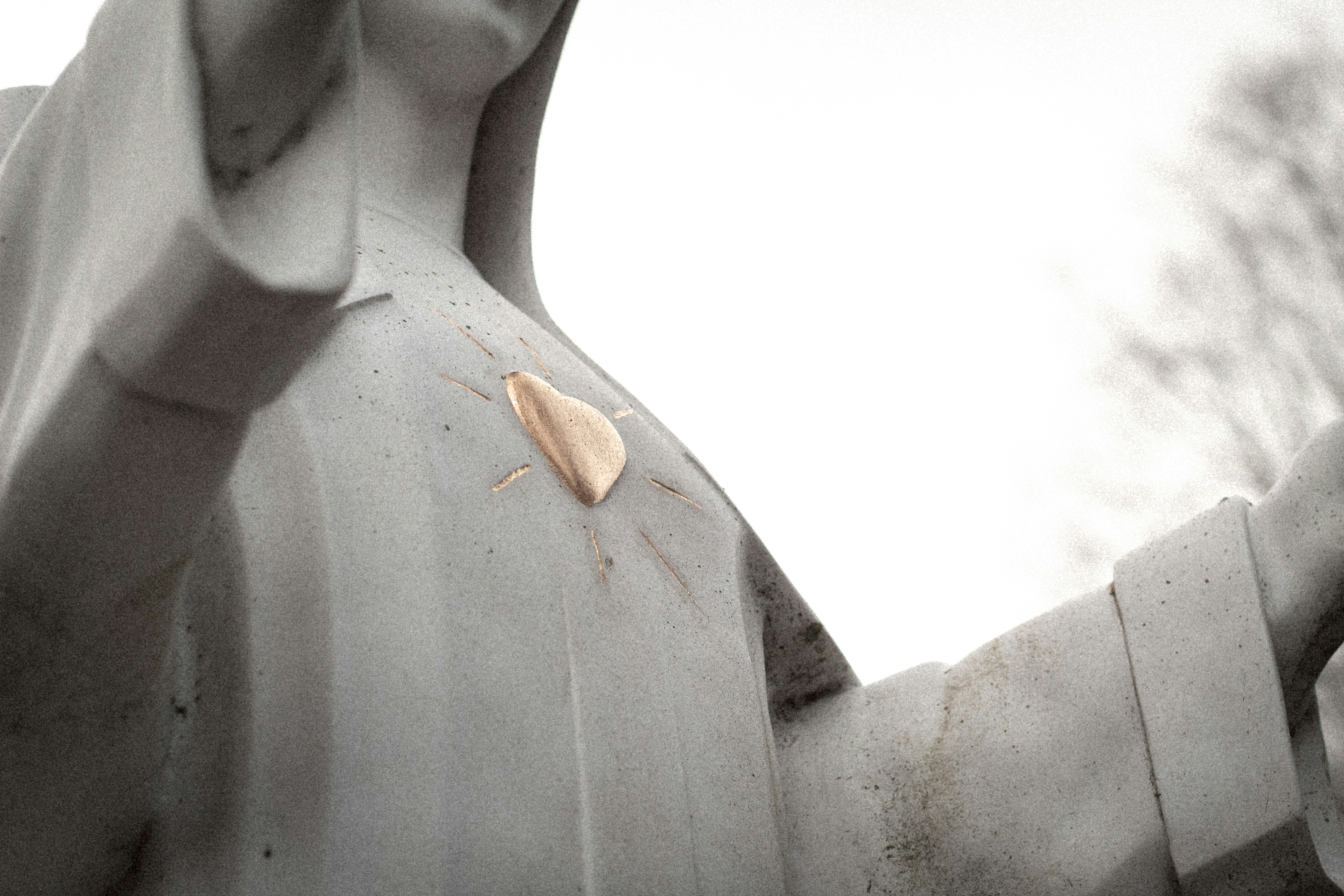 Close op of a Maria statue with a golden heart.

Shot on Canon EOS 1300D w/ 50mm f1.8