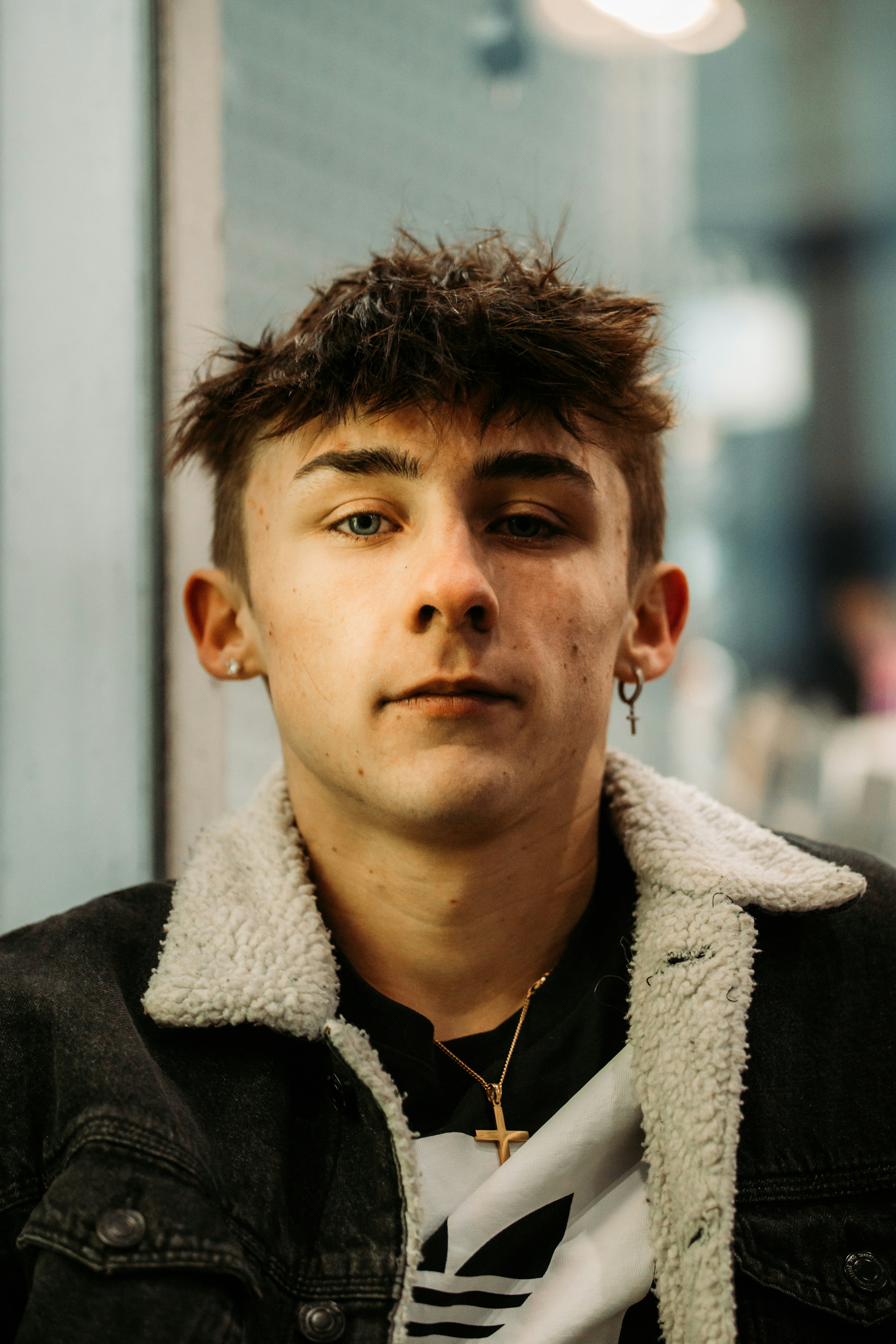 Foto Hombre con bata blanca y negra – Imagen Persona gratis en Unsplash