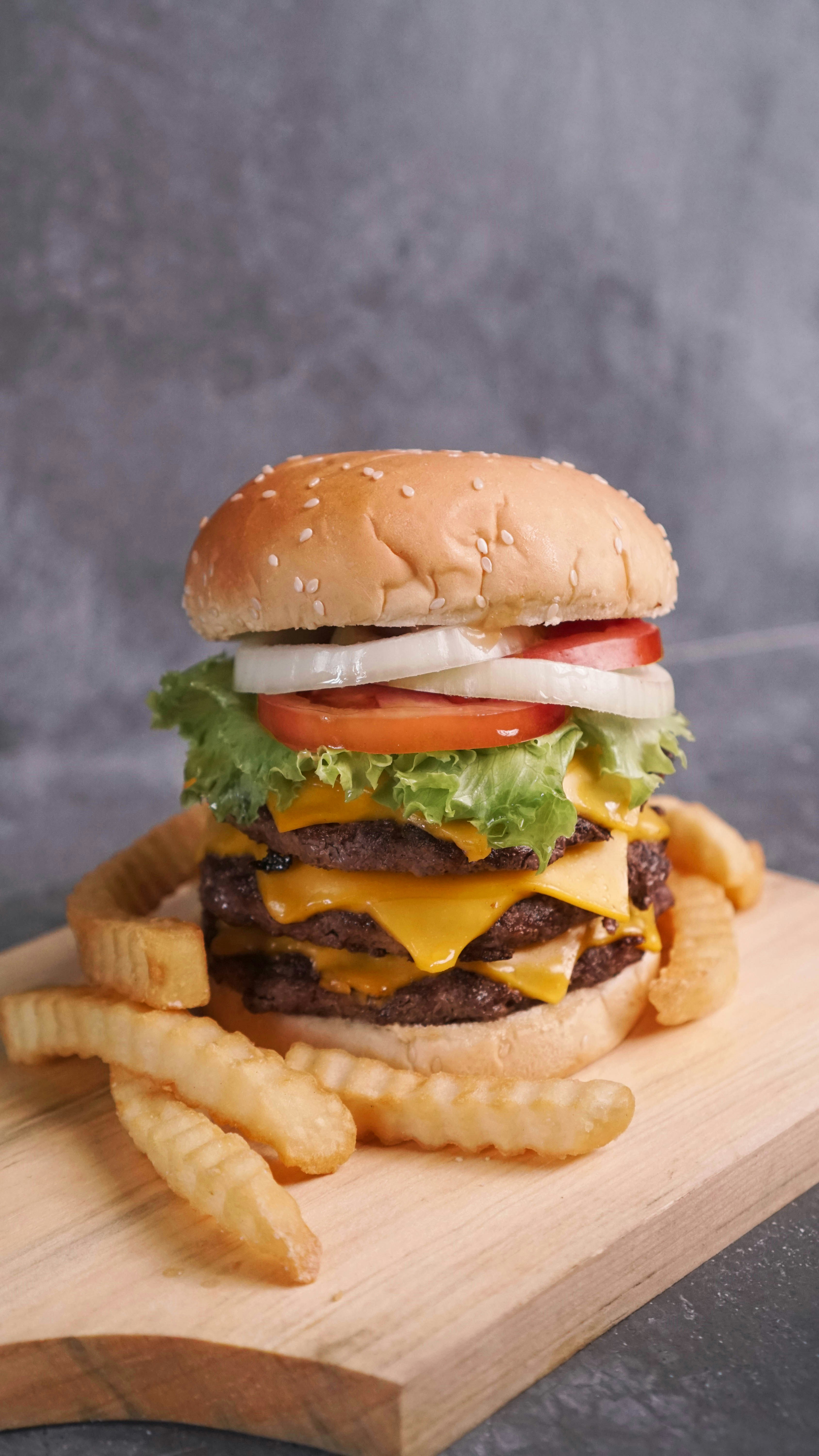 Burger with lettuce and cheese photo – Free Burger Image on Unsplash