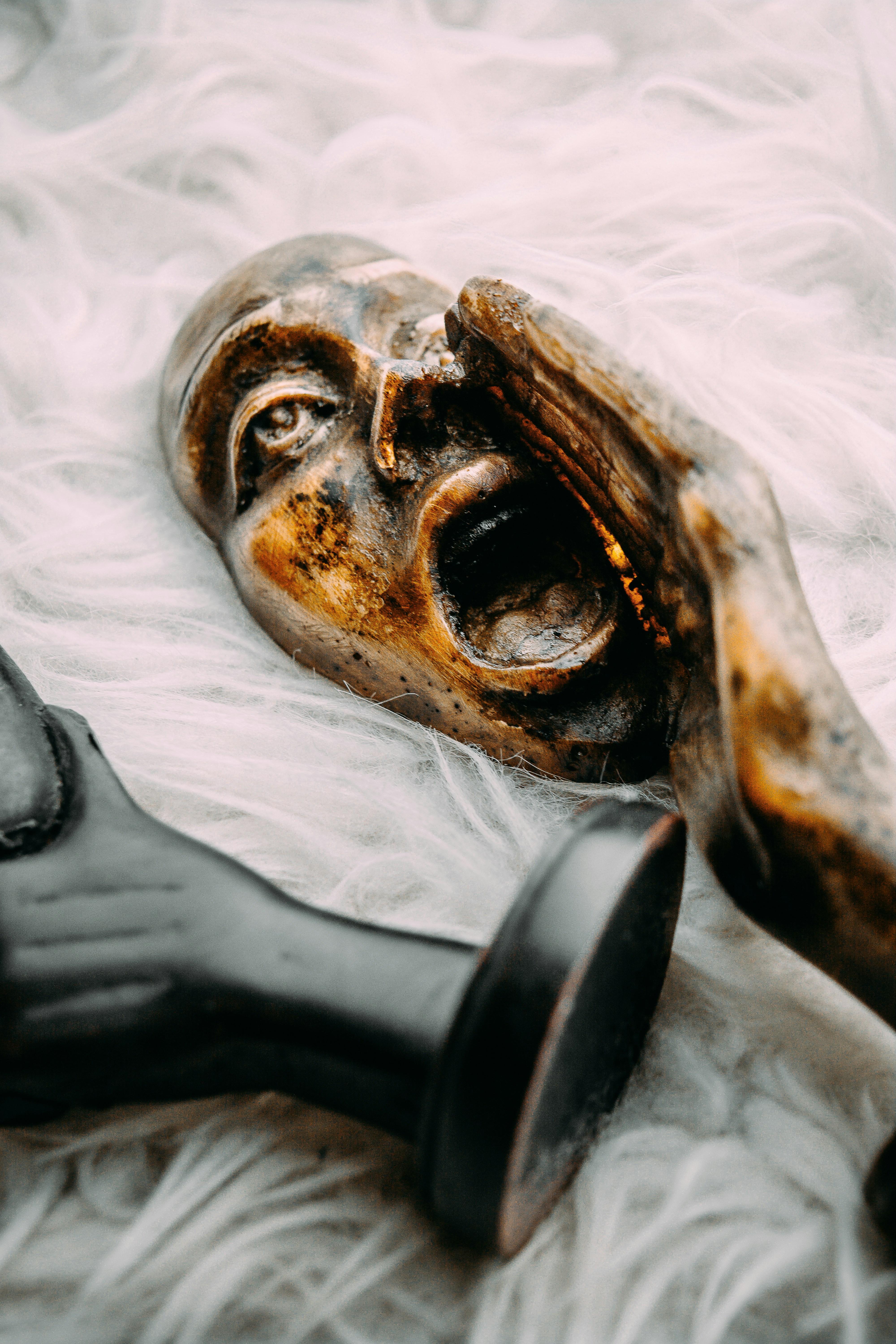 Figurine sculptée de visage humain en bois brun photo – Photo ...