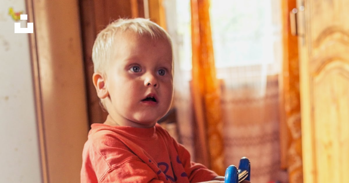 白と青のプラスチック製のおもちゃの車に座っている赤いポロシャツを着た男の子の写真 Unsplashのモスクワの無料画像