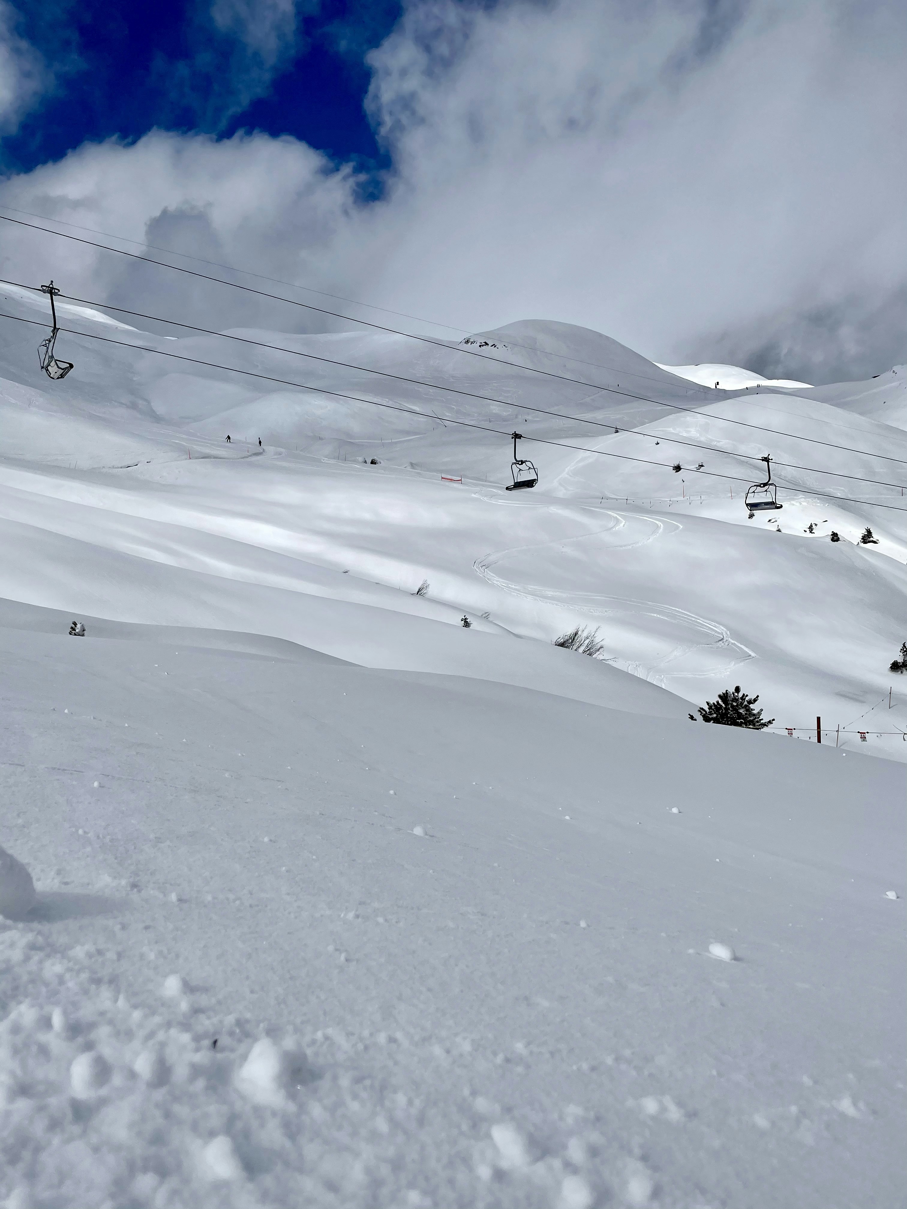 Snowchair ascent under a blue-sky arc
