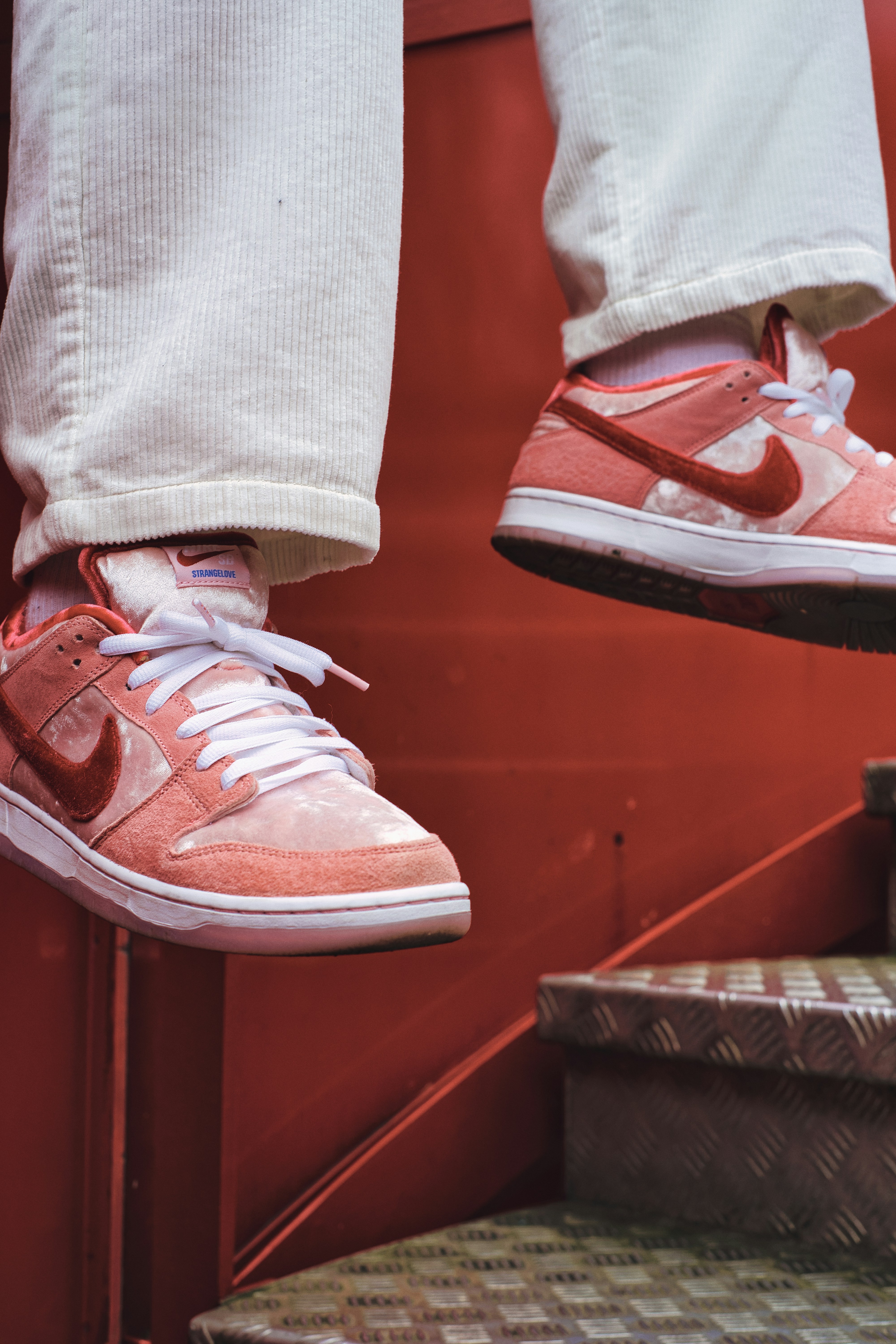 Persona con zapatillas Nike rojas y blancas foto – Imagen de París ...