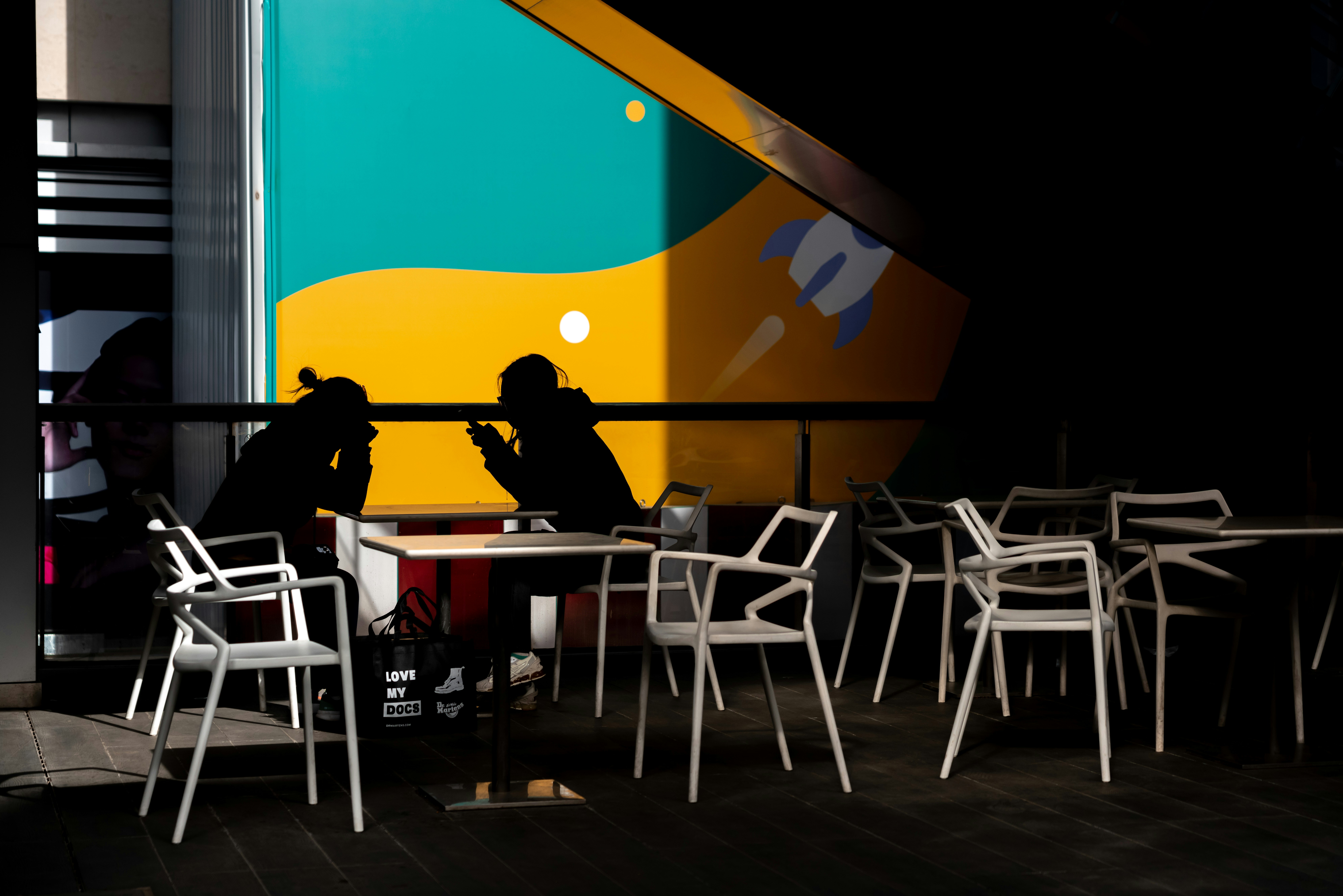 2 personnes assises sur une chaise photo – Photo Restaurant Gratuite ...