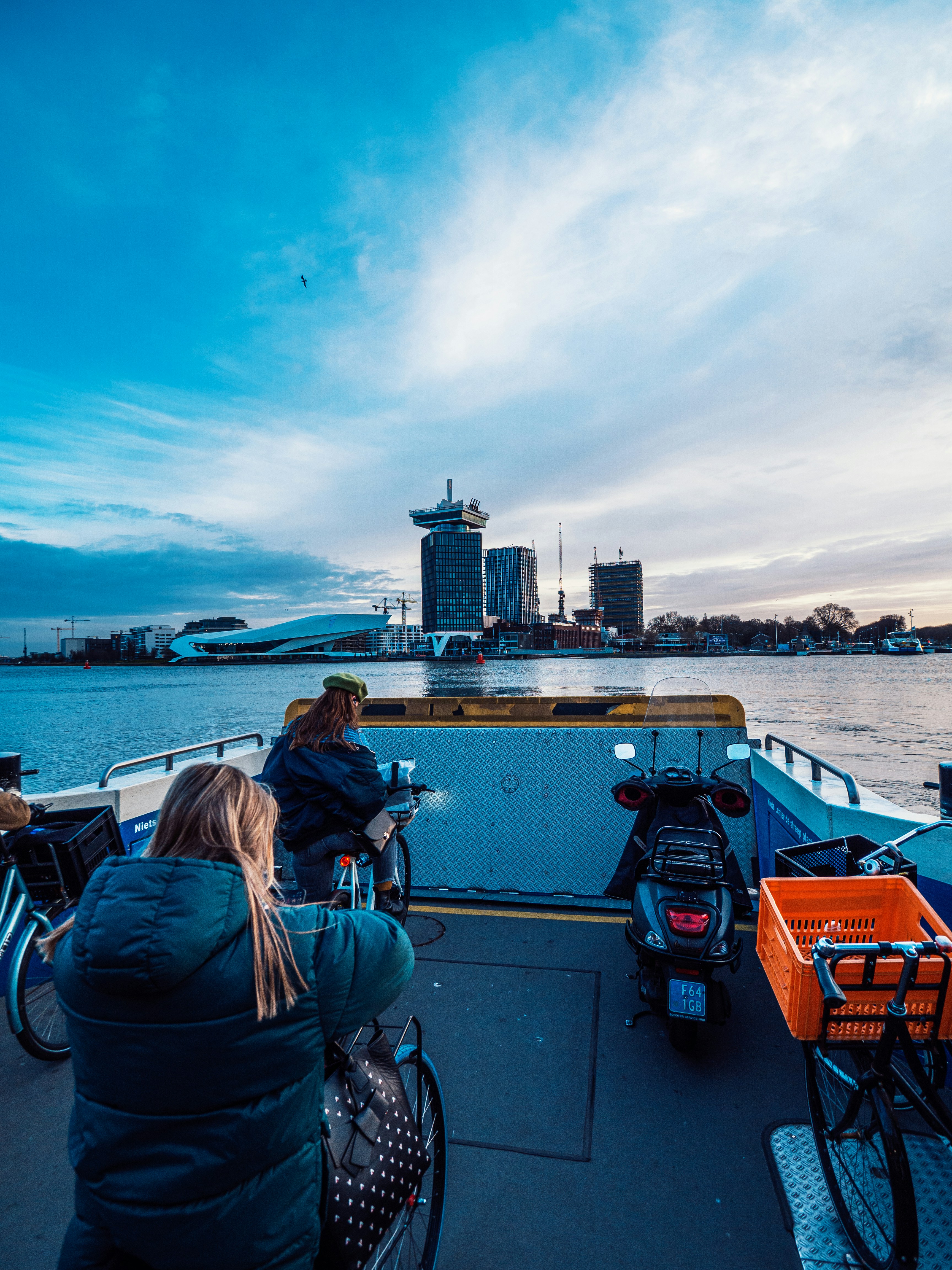 Foto zum Thema Menschen, die tagsüber auf dem Boot auf See fahren ...