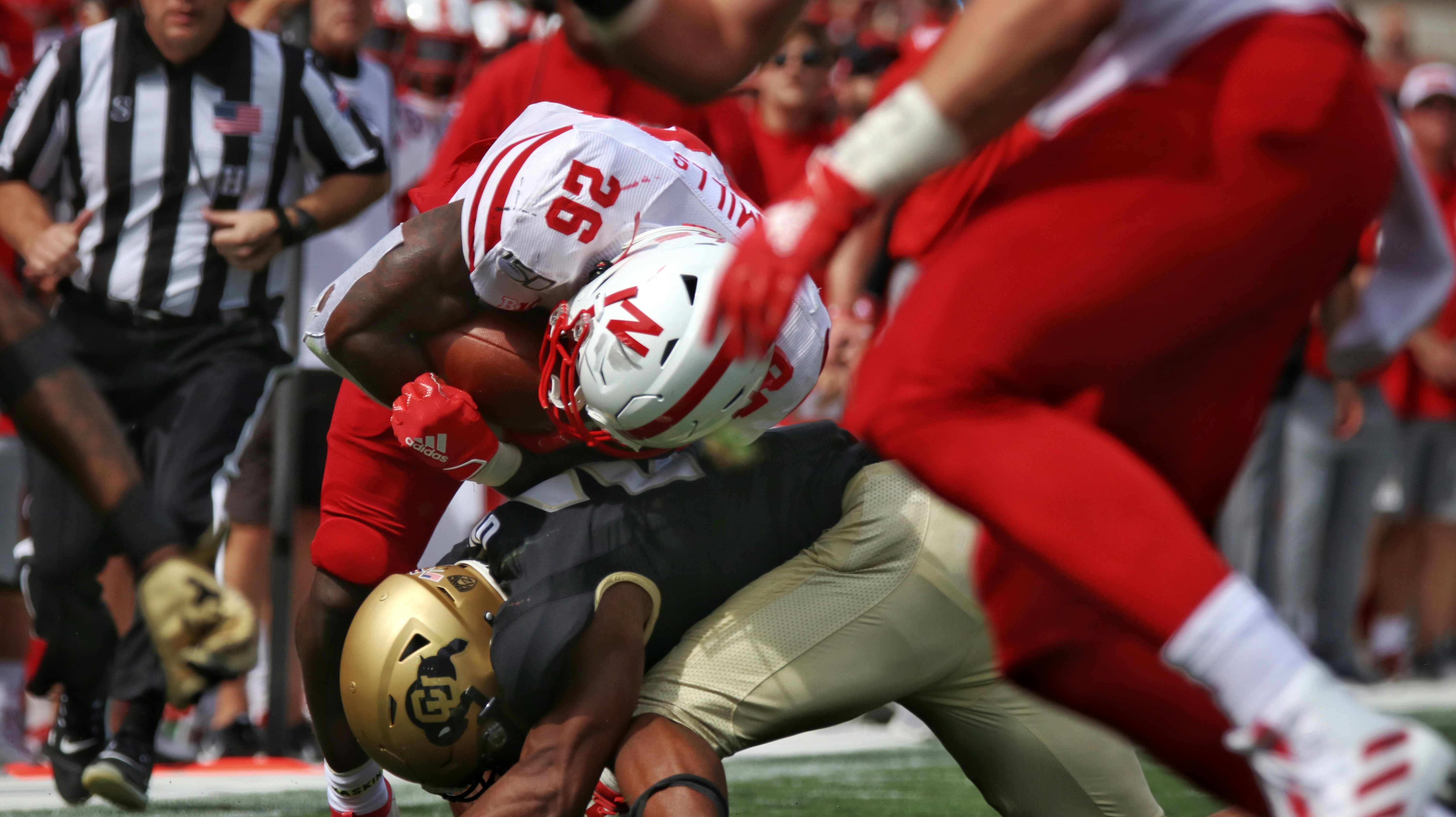 Joueurs de football en maillot rouge et blanc photo – Photo Rouge ...