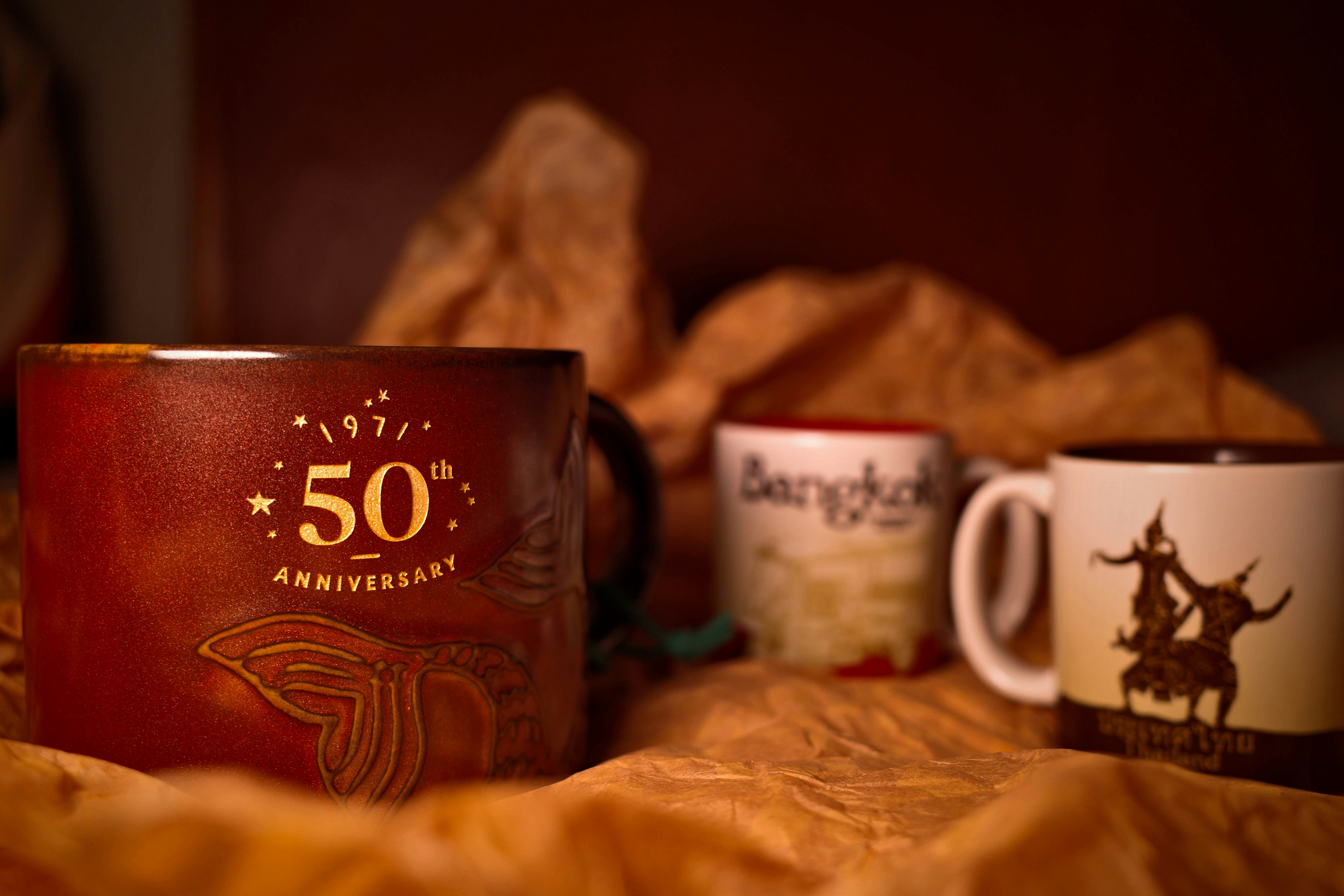 Amber Toast: A 50th Anniversary Mug Quietly Anchored in Warm Light
