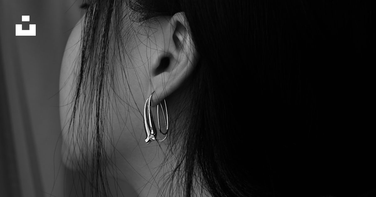 실버 귀걸이 그레이 스케일 사진을 가진 여자 사진 Unsplash의 무료 유행 이미지