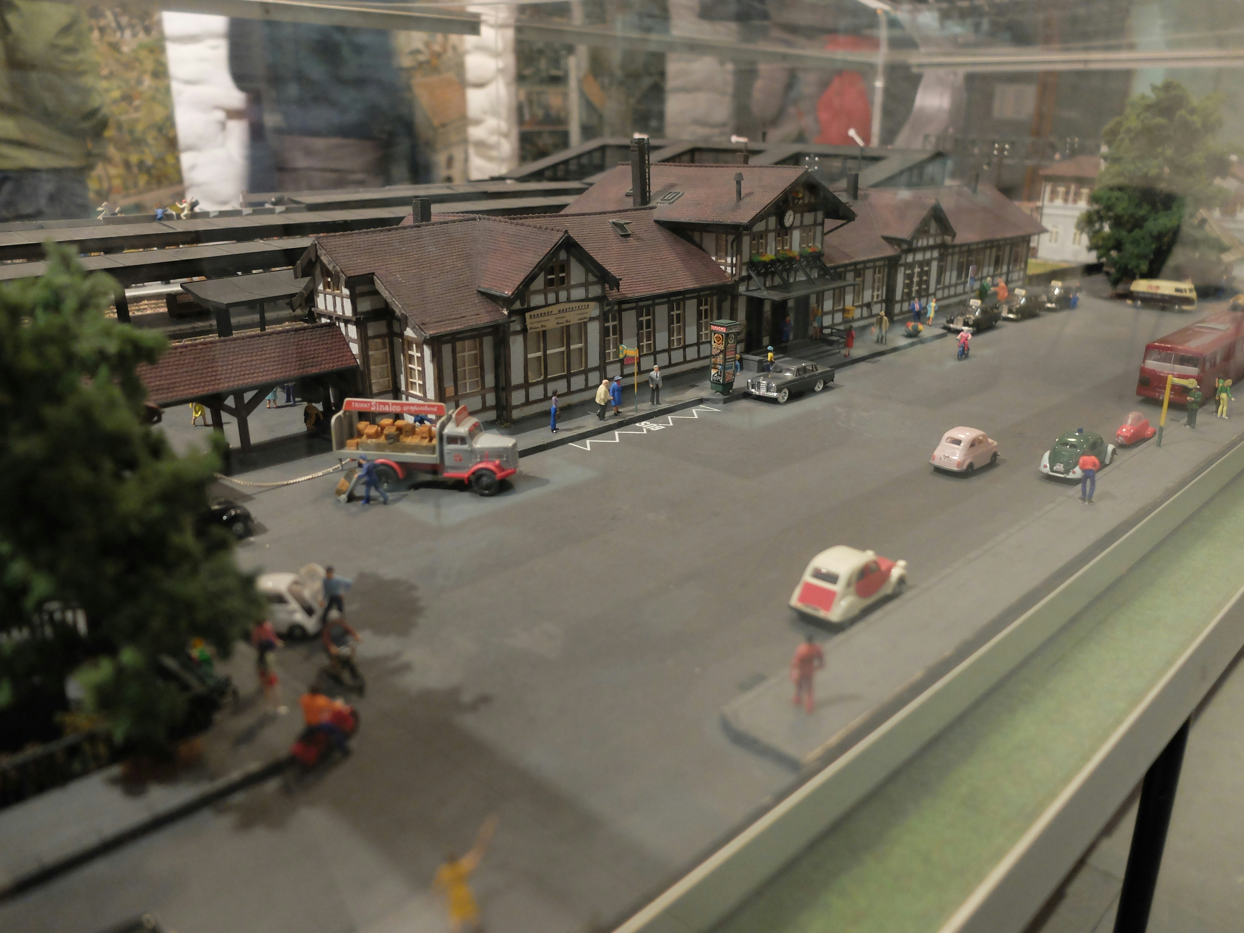 Das Modell vom Radolfzeller Bahnhof im XX Jahrhundert | cars on road near buildings during daytime