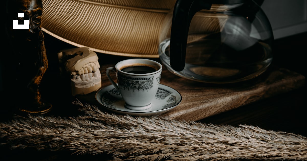 Tasse En Céramique Blanche Sur Soucoupe En Céramique Blanche à Côté De