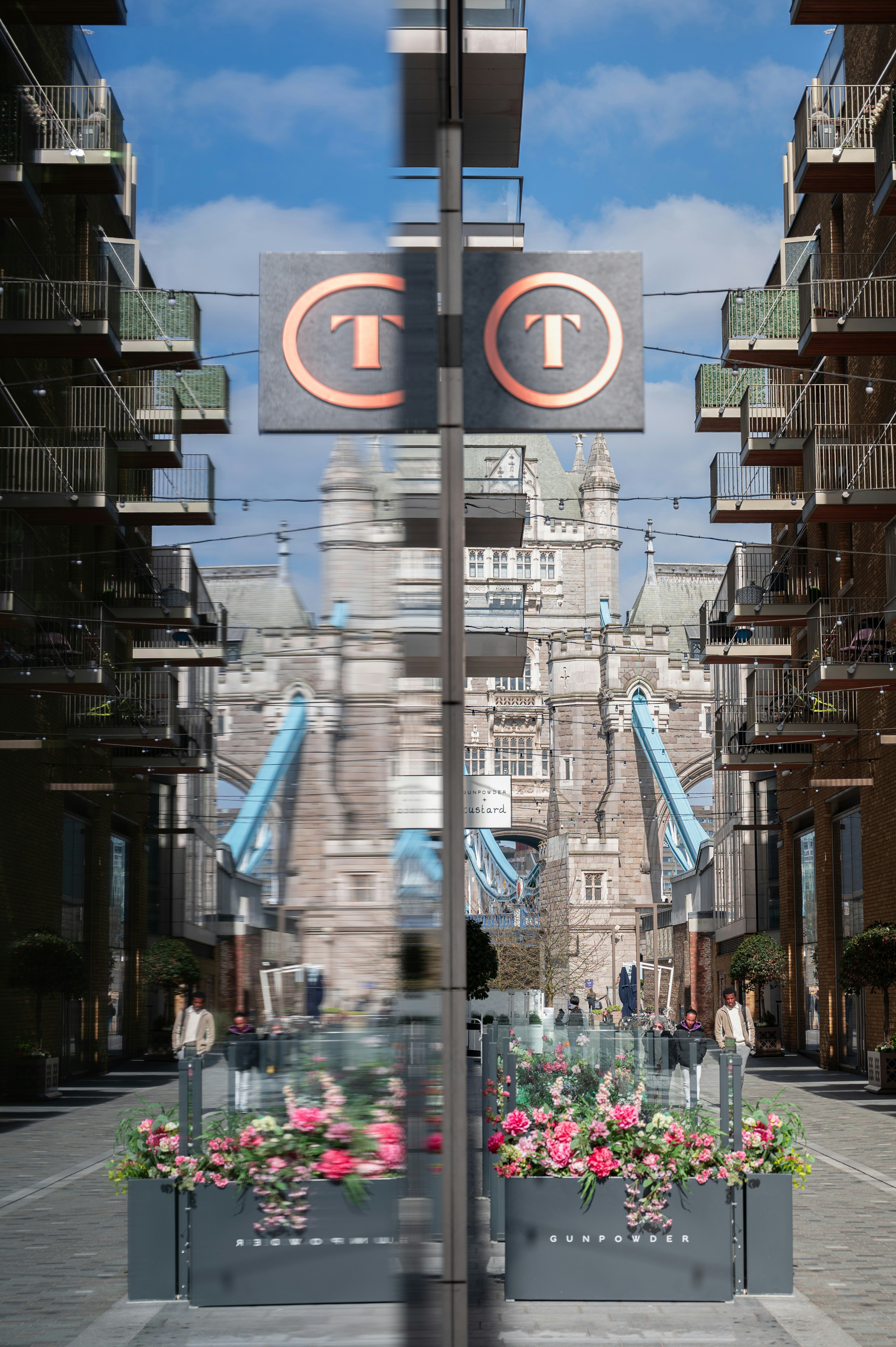 Twin-Tower Passage: A Central Axis through London’s Bridge and Bloom