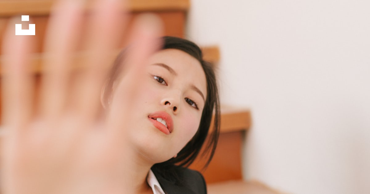 갈색 나무 계단에 앉아 흰 셔츠를 입은 여자 사진 Unsplash의 무료 아시아 소녀 이미지
