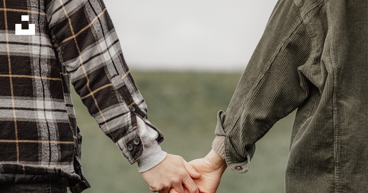 黒と白のチェック柄のドレスシャツと灰色のズボンを着た男が女性と手をつないでいますの写真 Unsplashのてをつなぐの無料画像