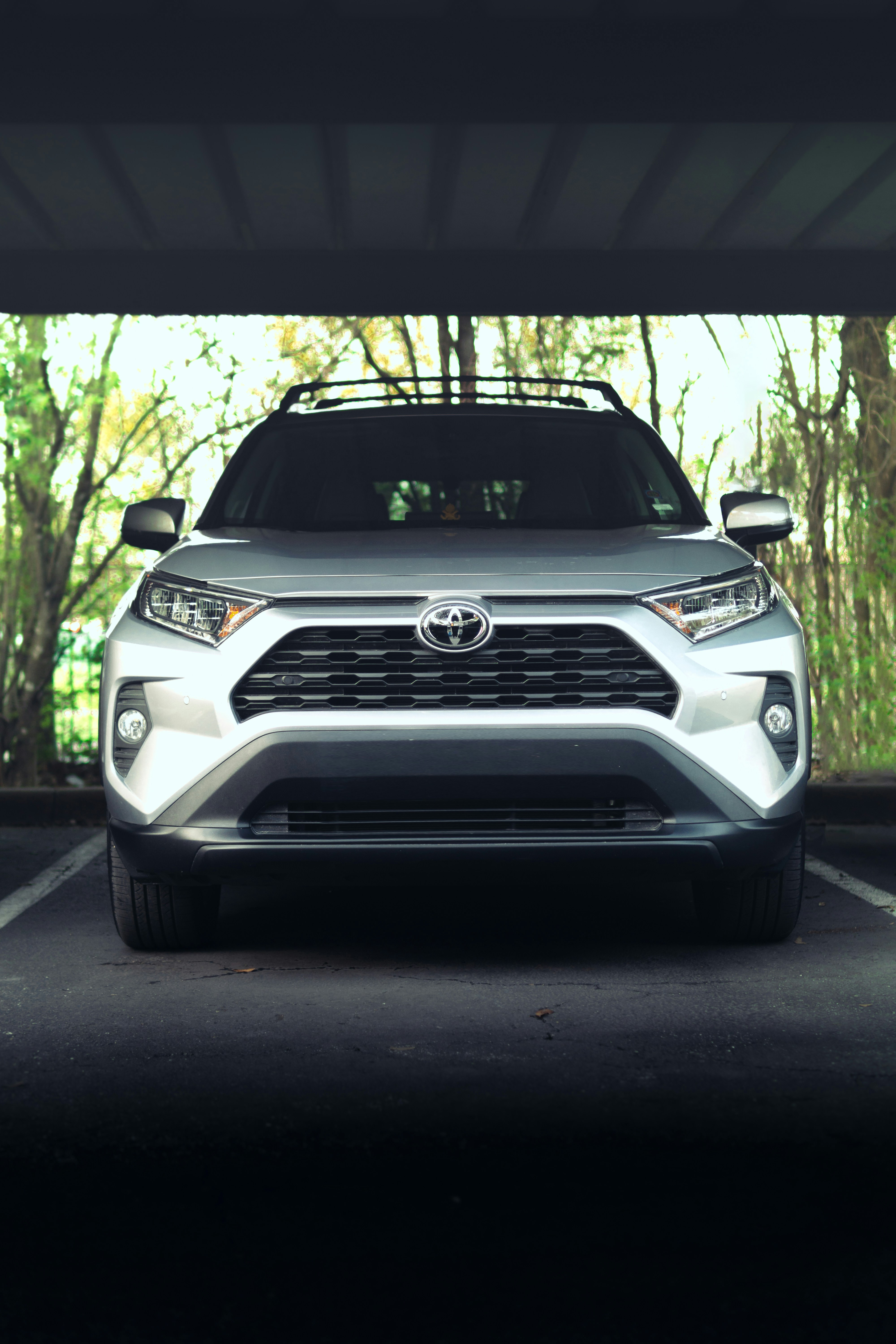 VUS Ford blanc sur la route pendant la journée photo – Photo VUS ...