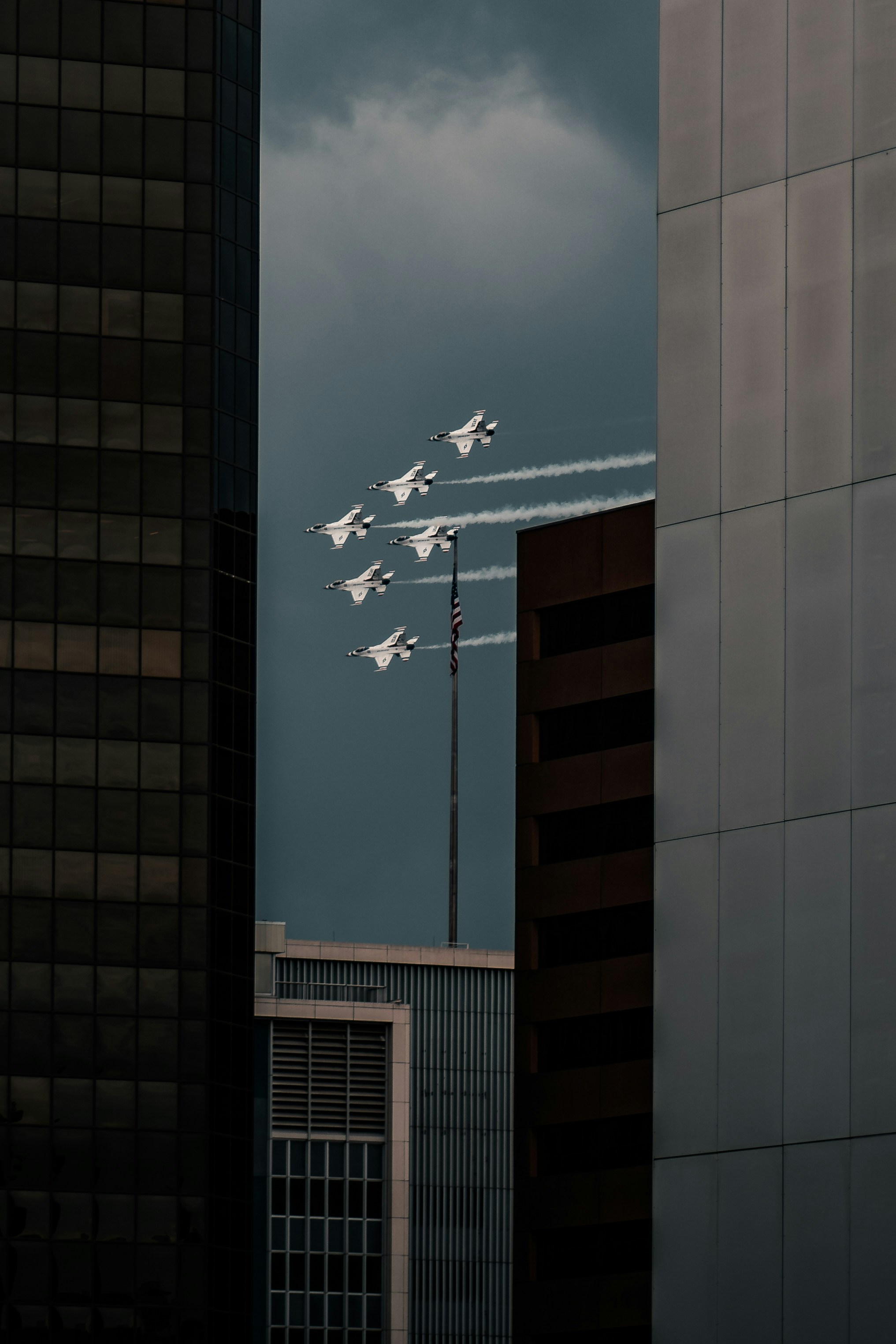 Jet formation between urban towers: a skyward ballet over the city