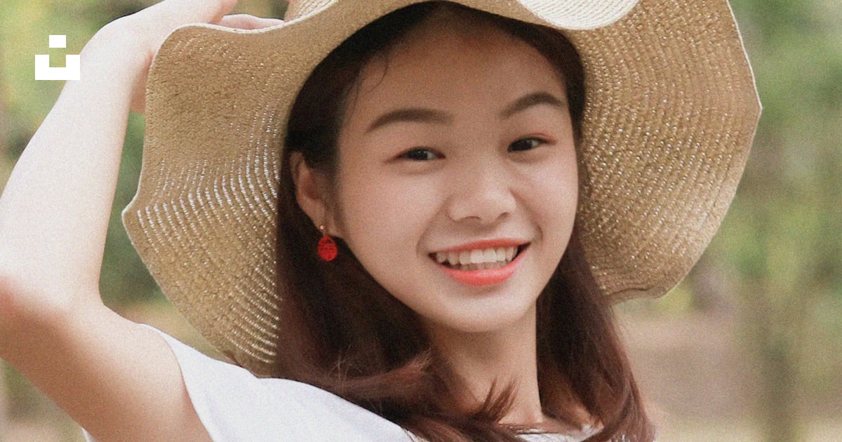 갈색 밀짚모자를 쓰고 흰 셔츠를 입은 여자 사진 Unsplash의 무료 중국 이미지