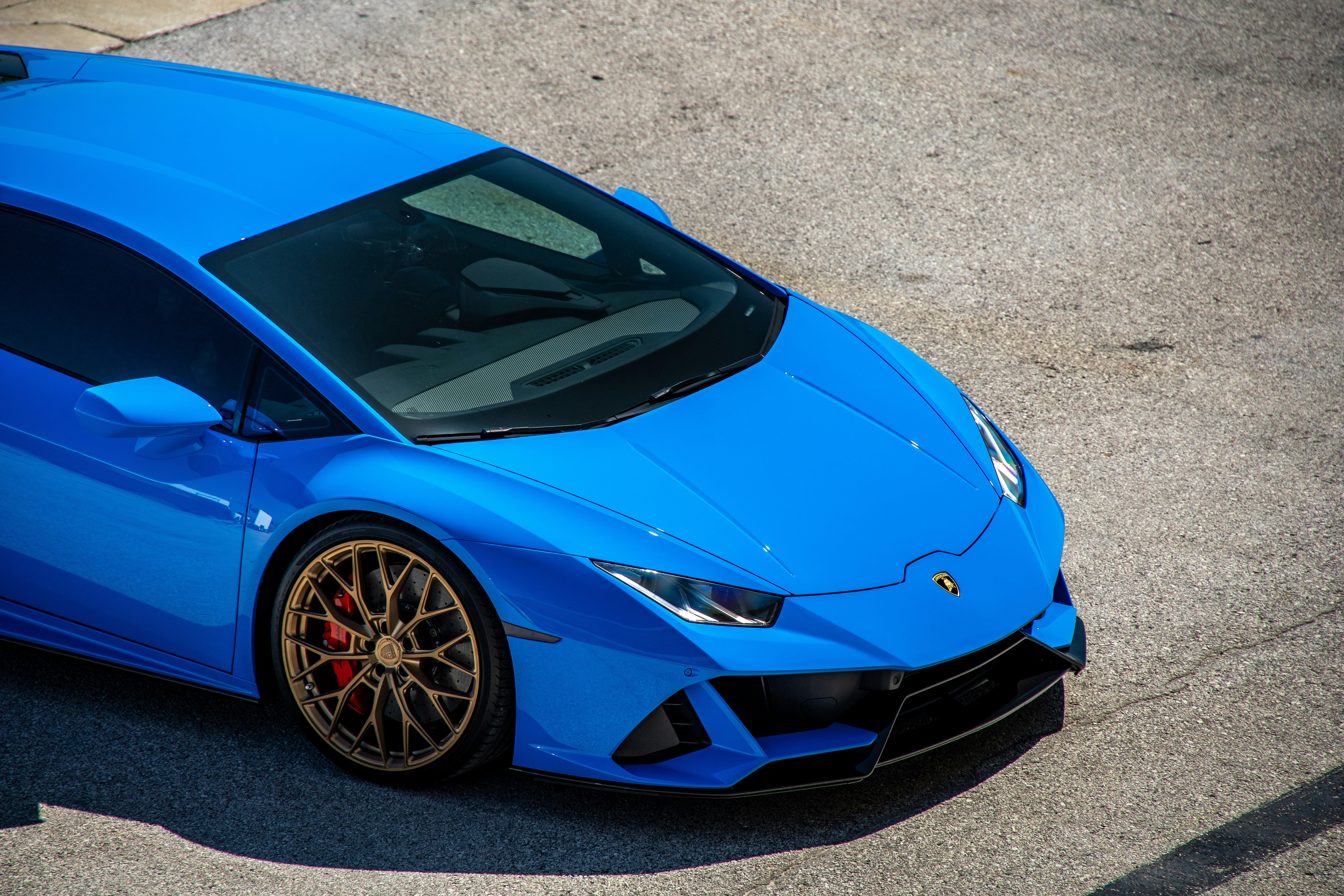 Ferrari 458 Italia azul sobre carretera asfaltada gris foto – Imagen de ...
