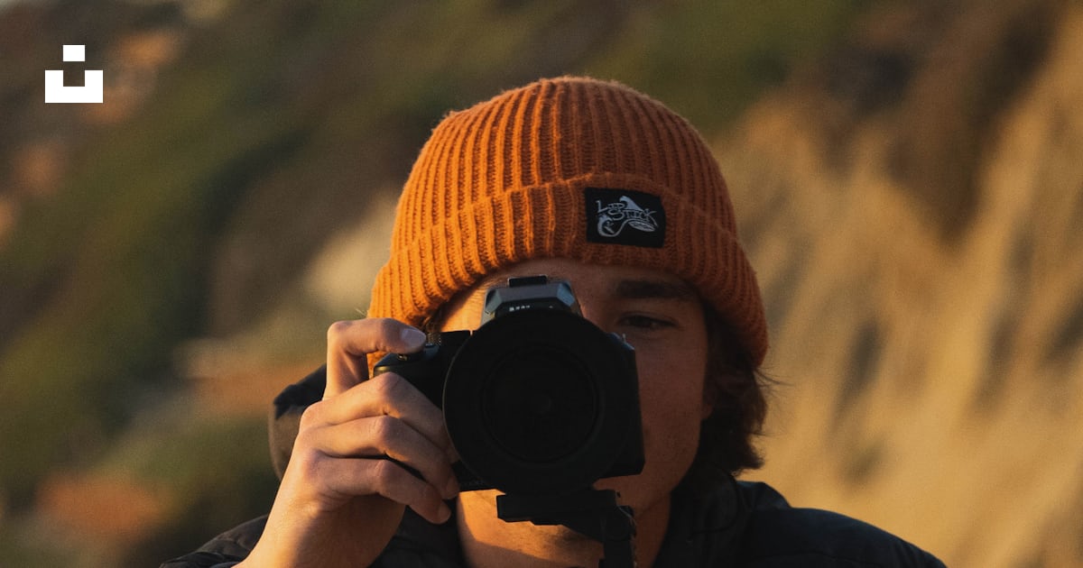Foto Hombre Con Chaqueta Negra Sosteniendo Una Cámara Dslr Negra