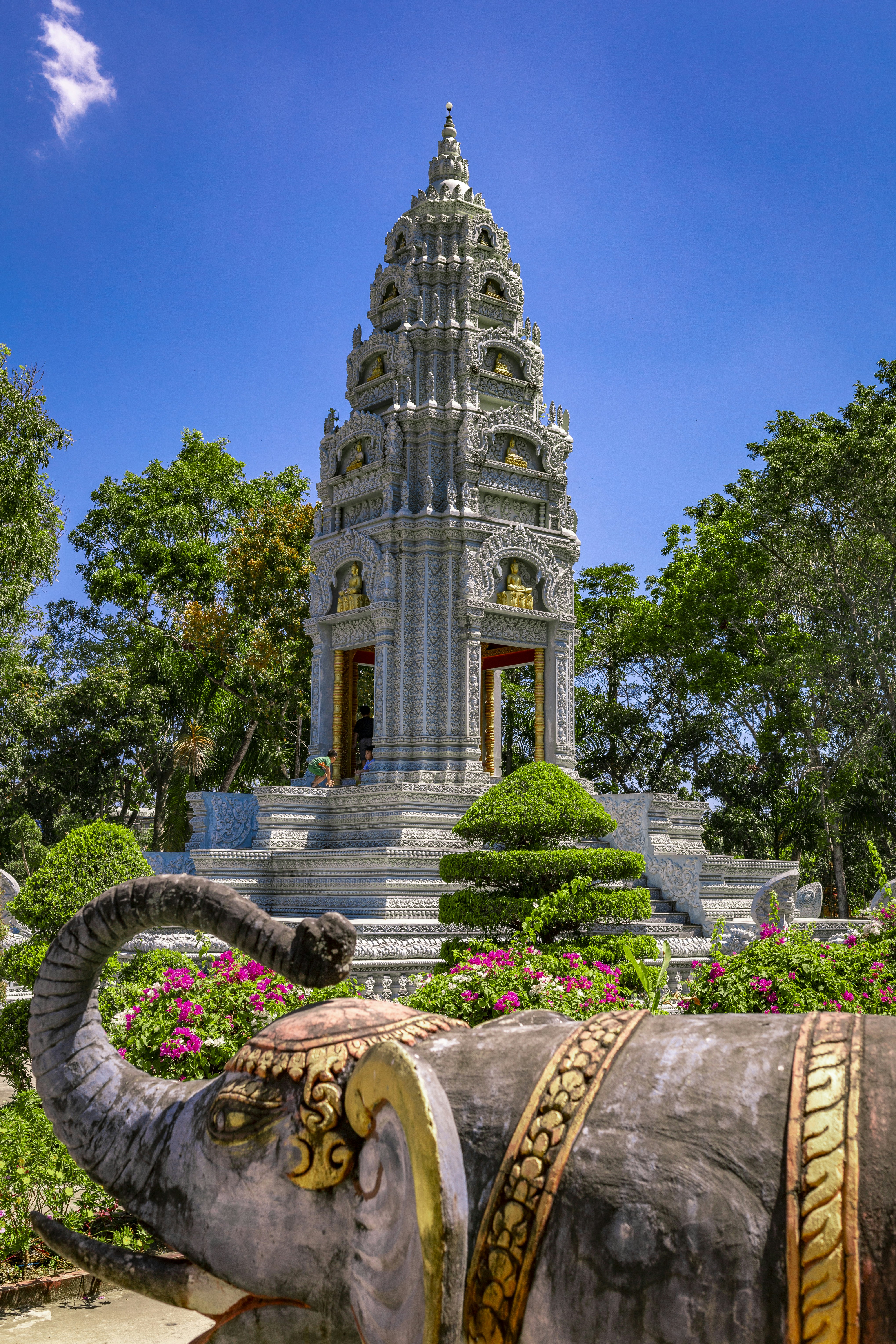 낮에는 흰색과 갈색 콘크리트 건물 근처의 녹색 나무 사진 – Unsplash의 무료 Wat Pătum wôngsa som ...