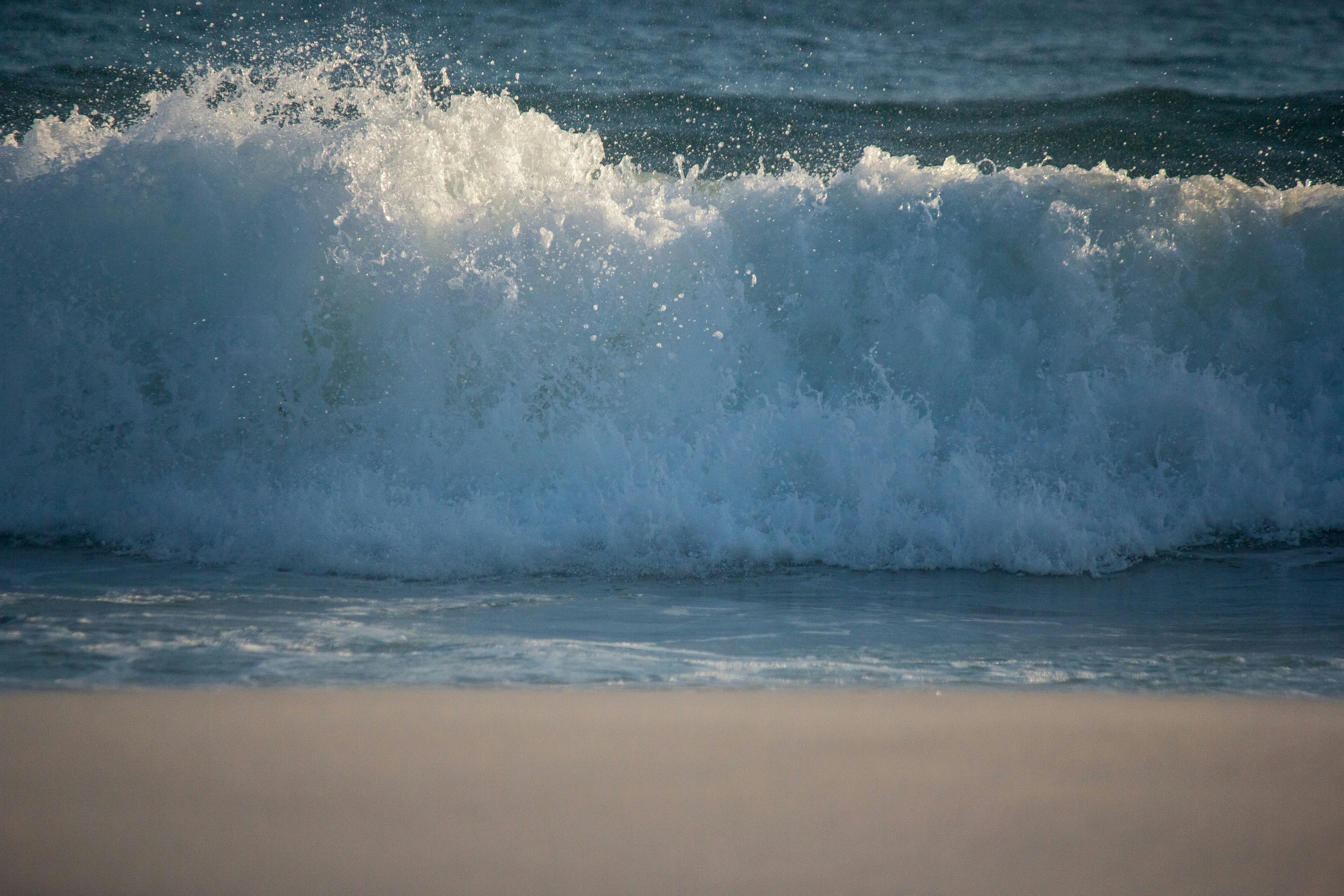 Les vagues de l’océan s’écrasent sur le rivage pendant la journée photo ...