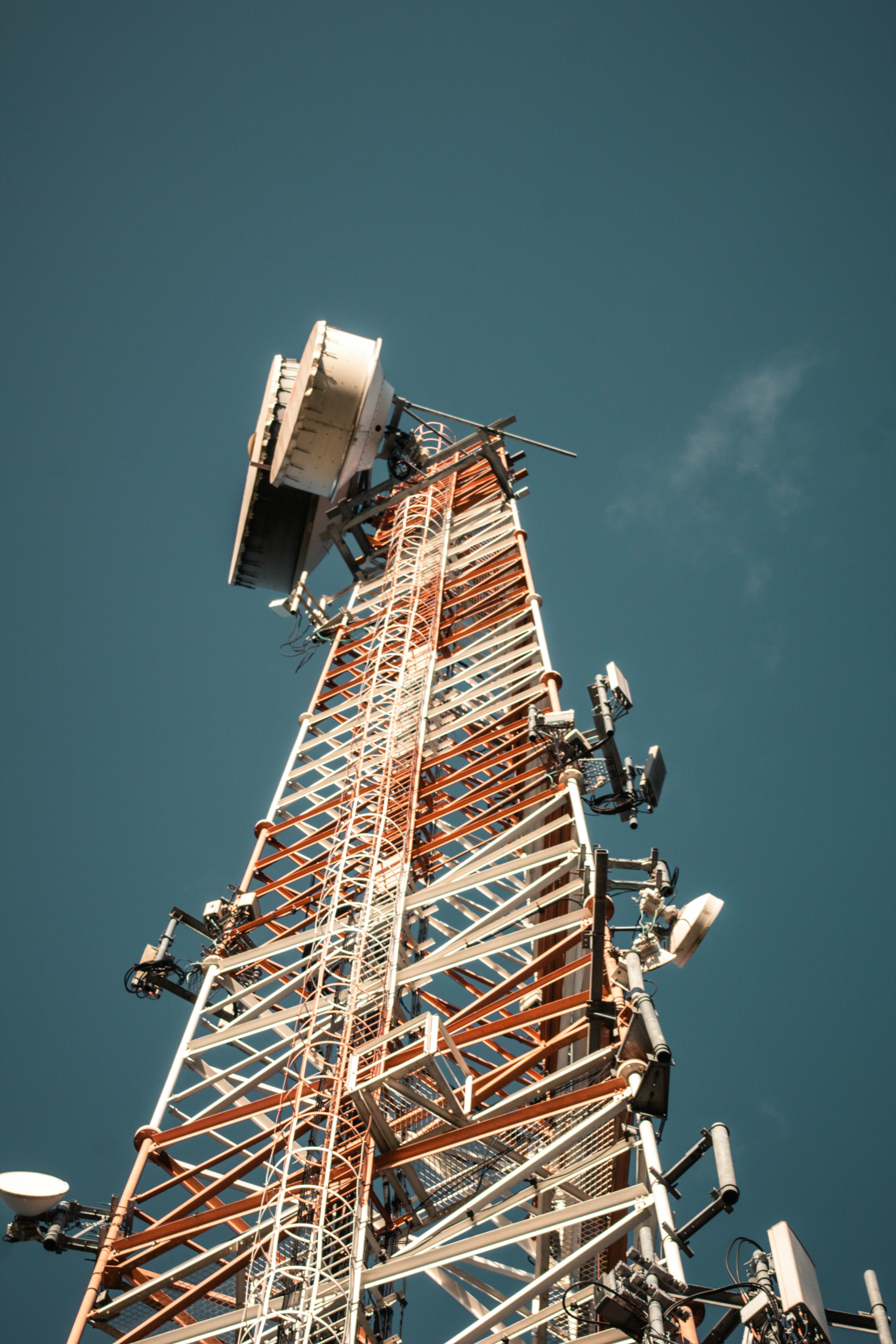 Foto Bianglala putih dan merah di bawah langit biru pada siang hari ...