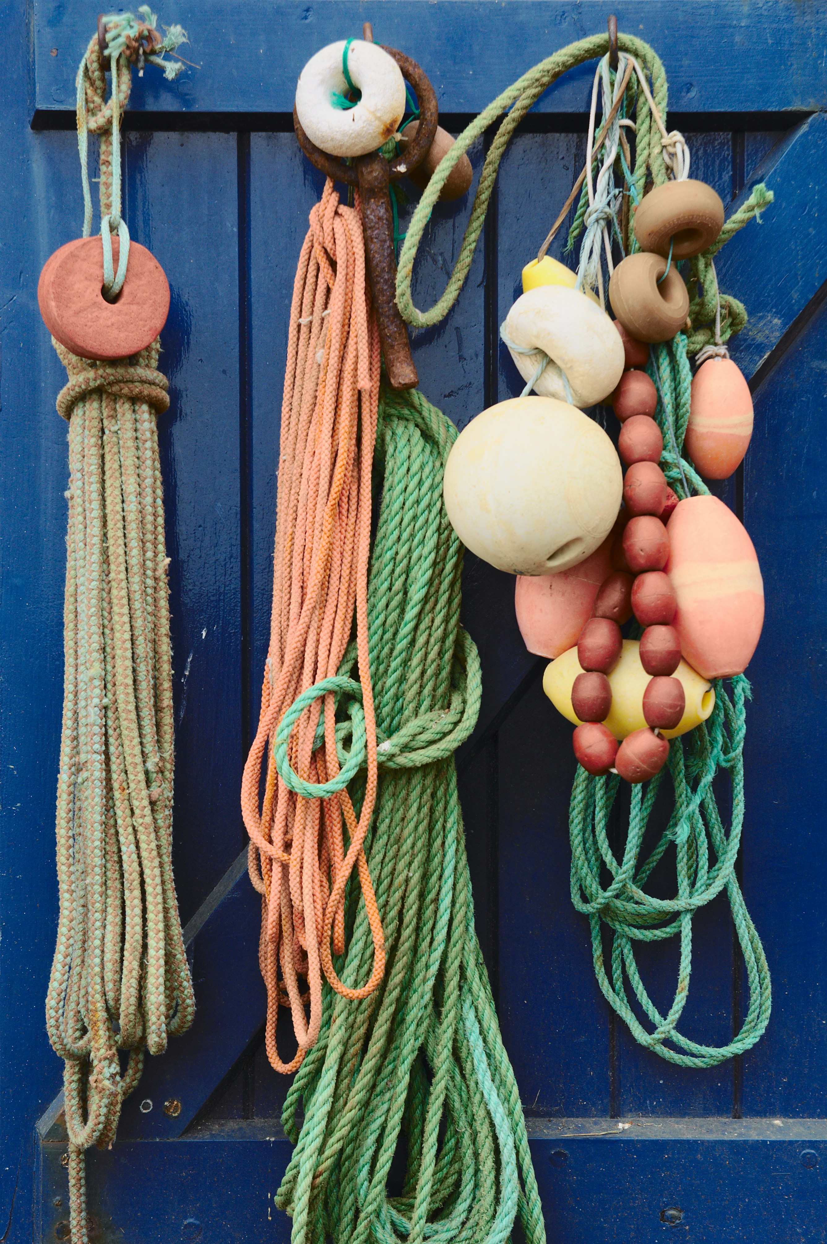 blue and brown rope with white and yellow round beadsjötâkå