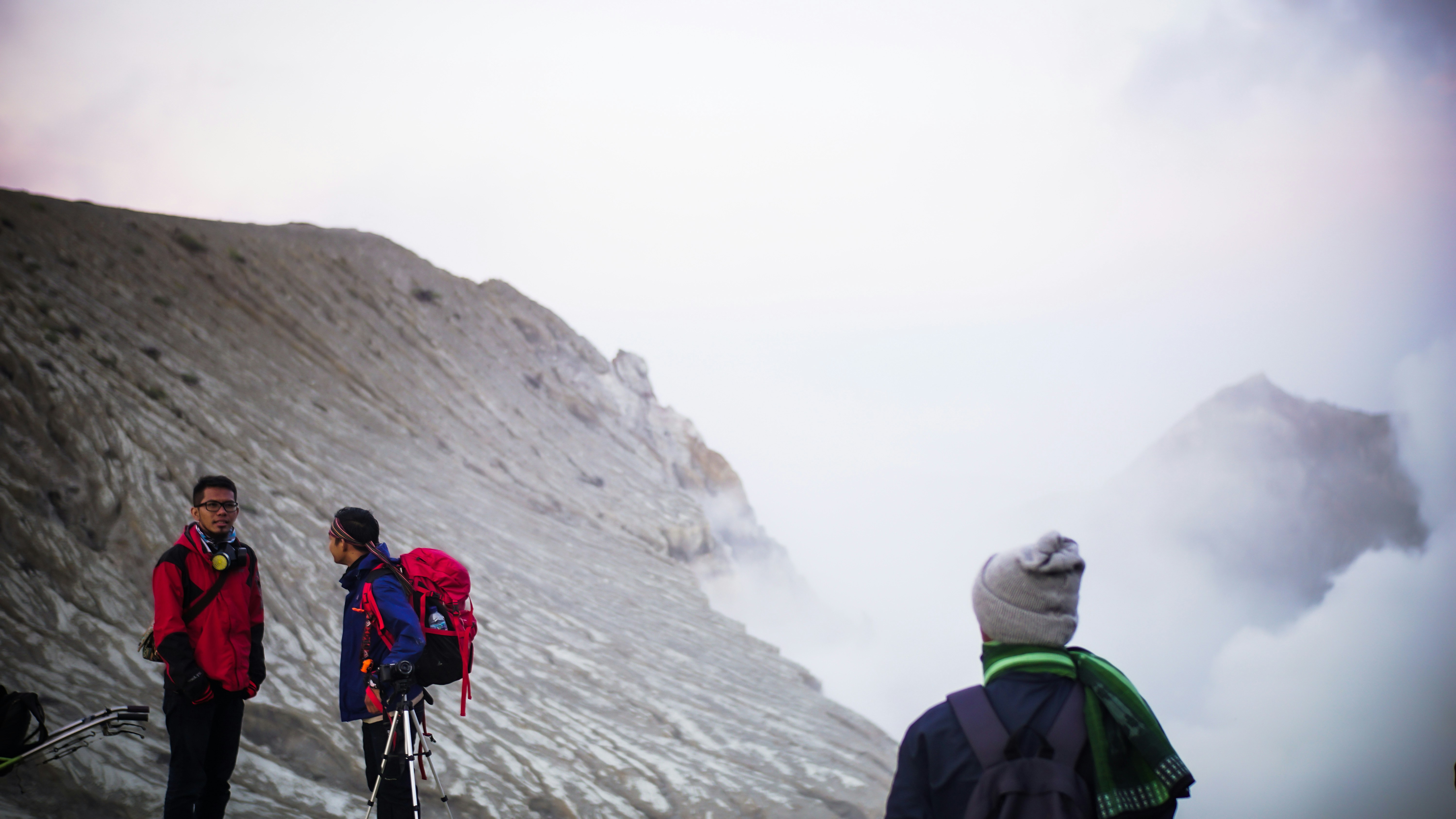 Foto zum Thema 2 Personen tragen Rucksäcke, die tagsüber auf dem Rocky ...