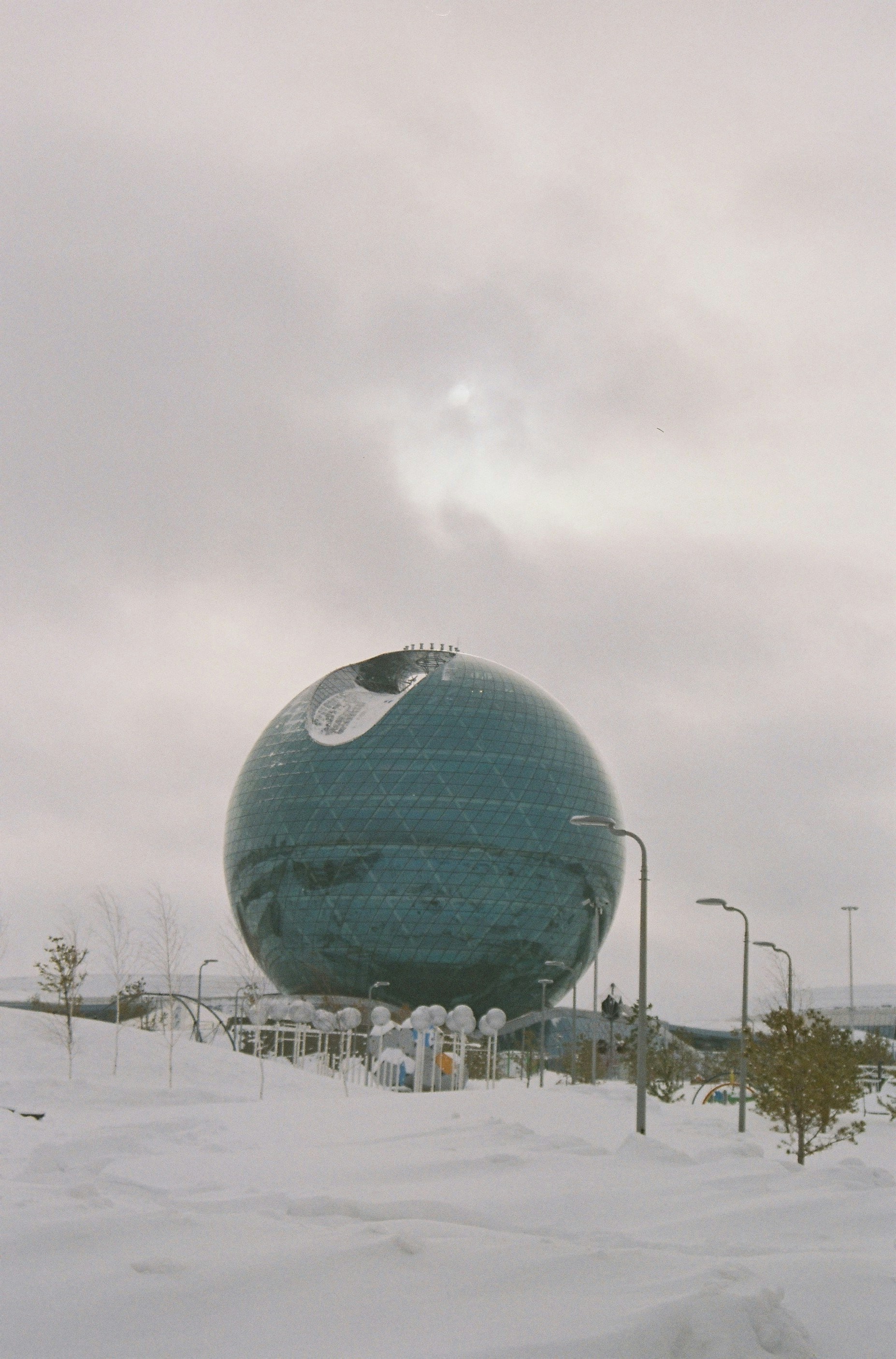 Foto Bola redonda blanca y azul sobre edificio de hormigón blanco durante el día – Imagen Gris ...