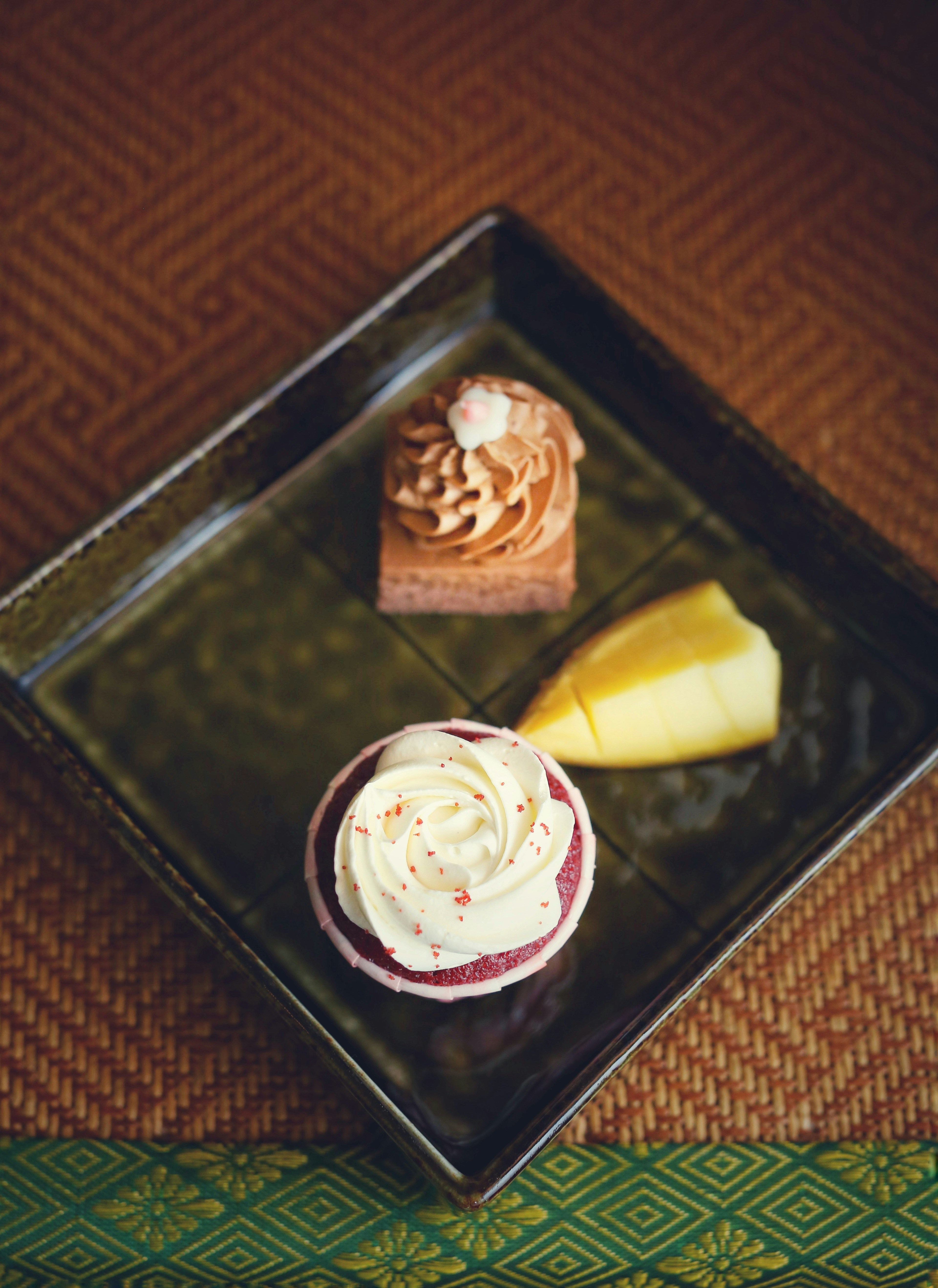 Sweet Symmetry: Cupcakes Framed in a Quiet Tray