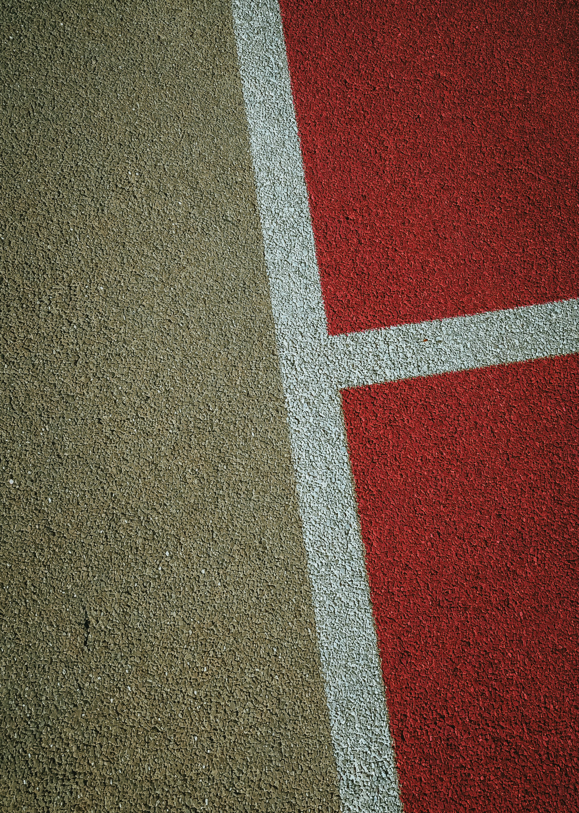 Edge of Color: Geometry at the Boundary Between Beige Ground and Red Court