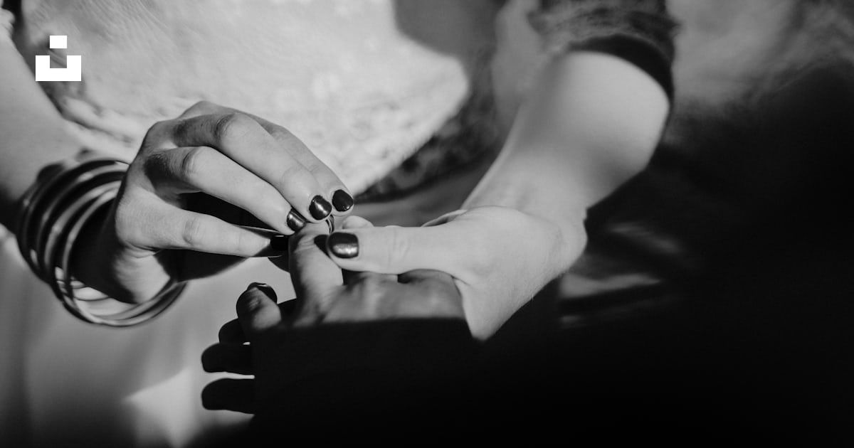 Foto Foto En Escala De Grises De Una Persona Sosteniendo La Mano De Una