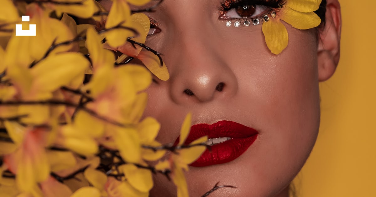 Foto Mujer Con Lápiz Labial Rojo Sosteniendo Flor Amarilla Imagen Brocha De Maquillaje Gratis