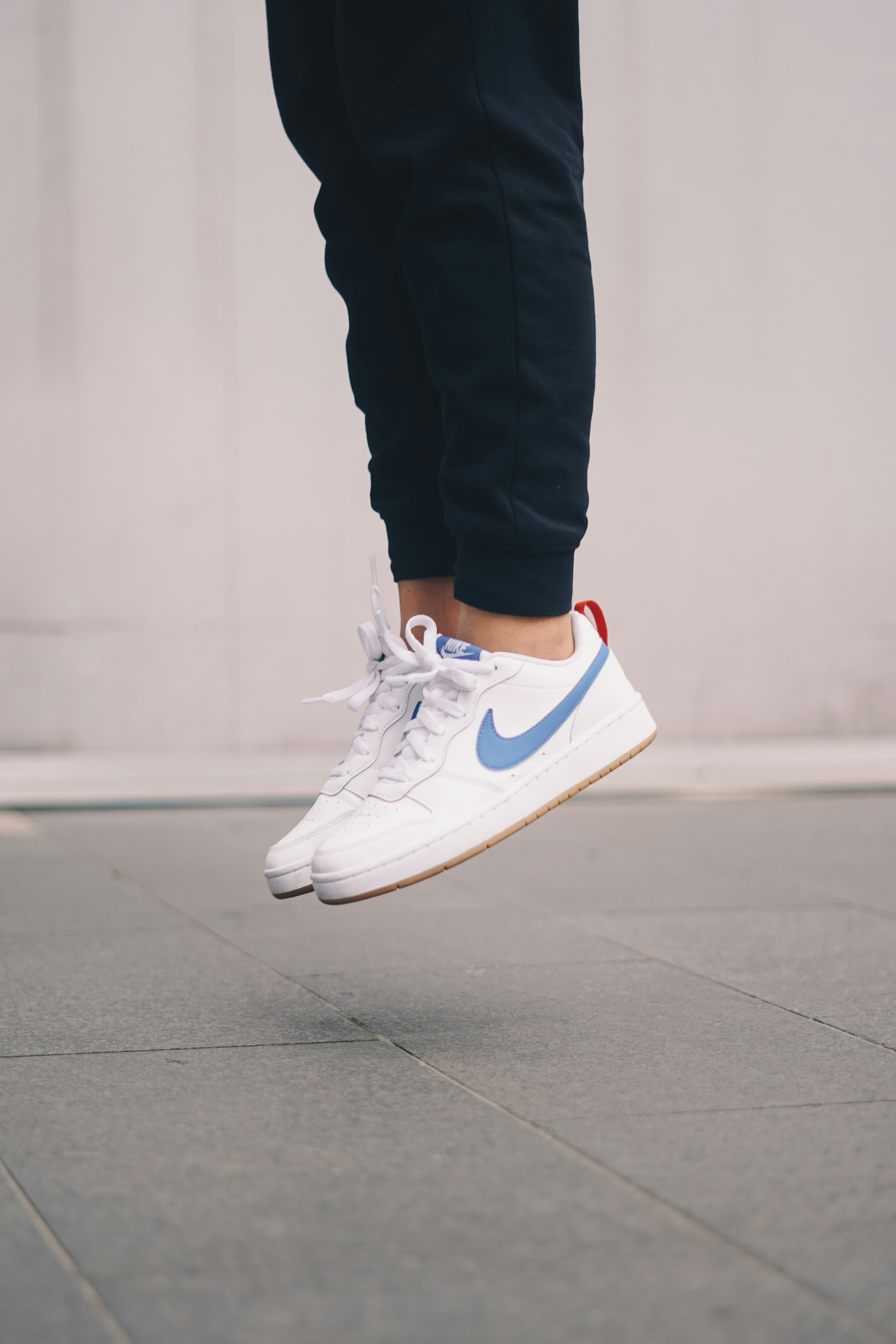 Foto Persona en zapatillas Nike azules y blancas – Imagen Nike gratis ...