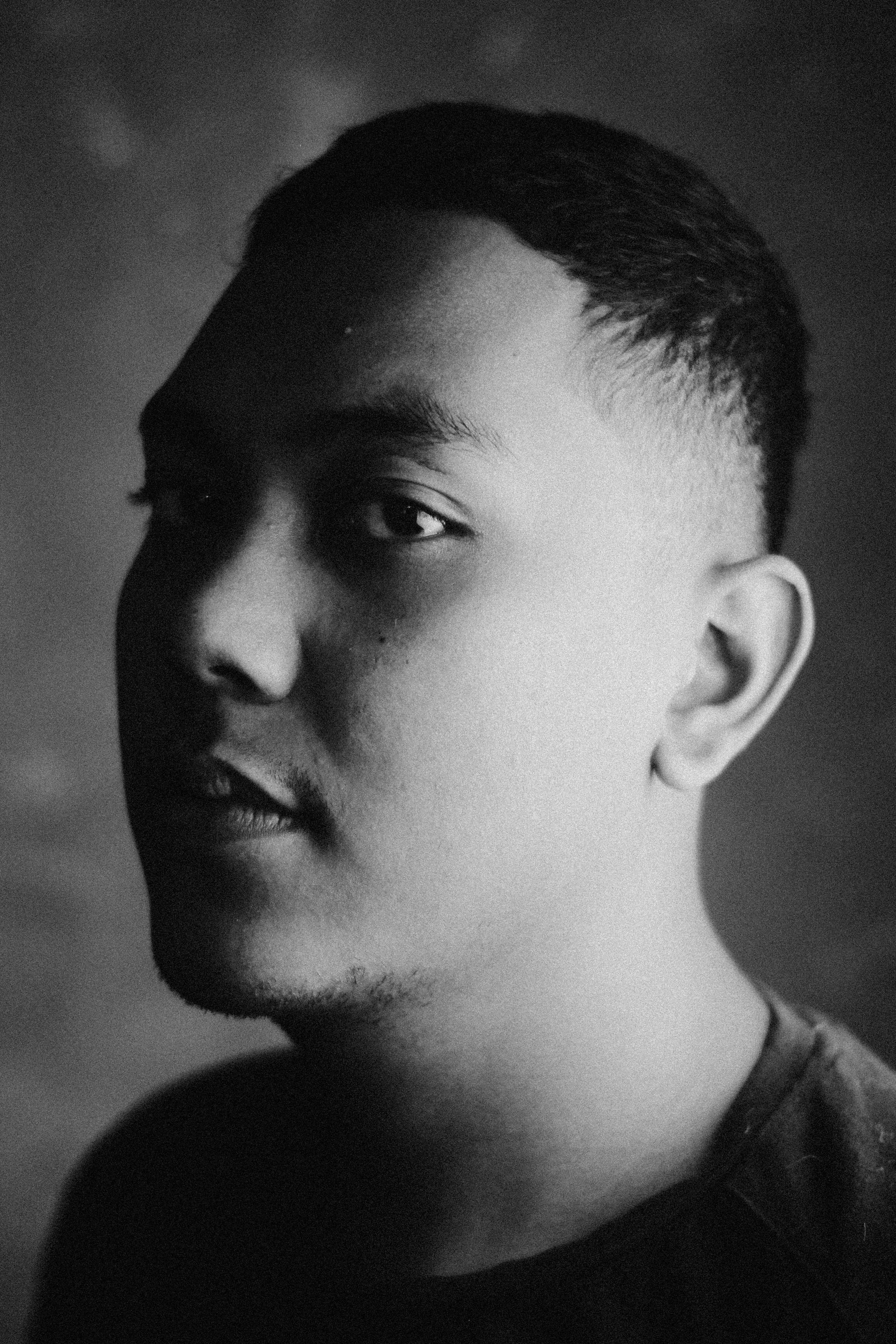 Grayscale photo of mans face photo – Free Person Image on Unsplash