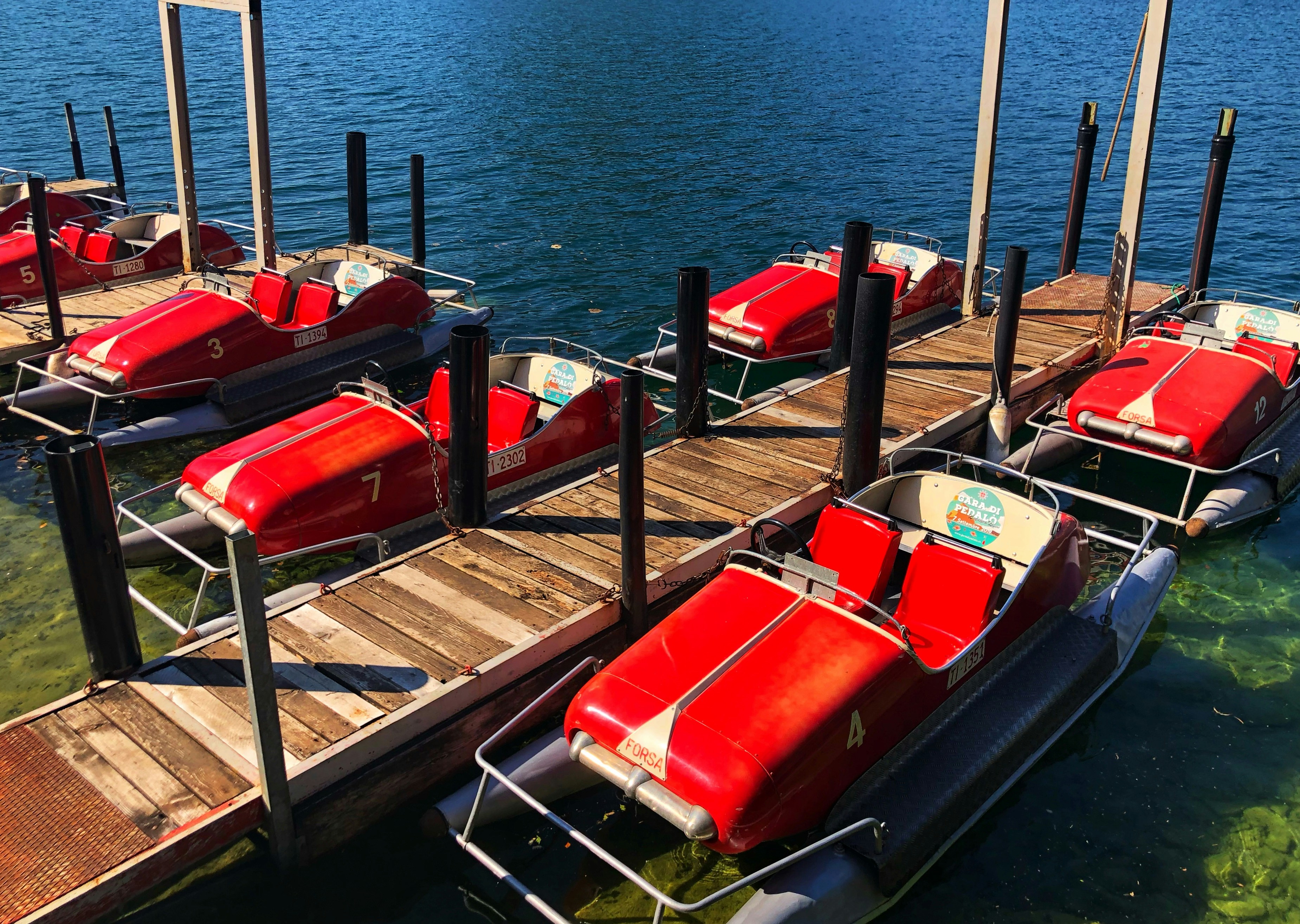 Rot-weißes Boot auf dem Seesteg tagsüber Foto – Kostenloses Bild zum ...