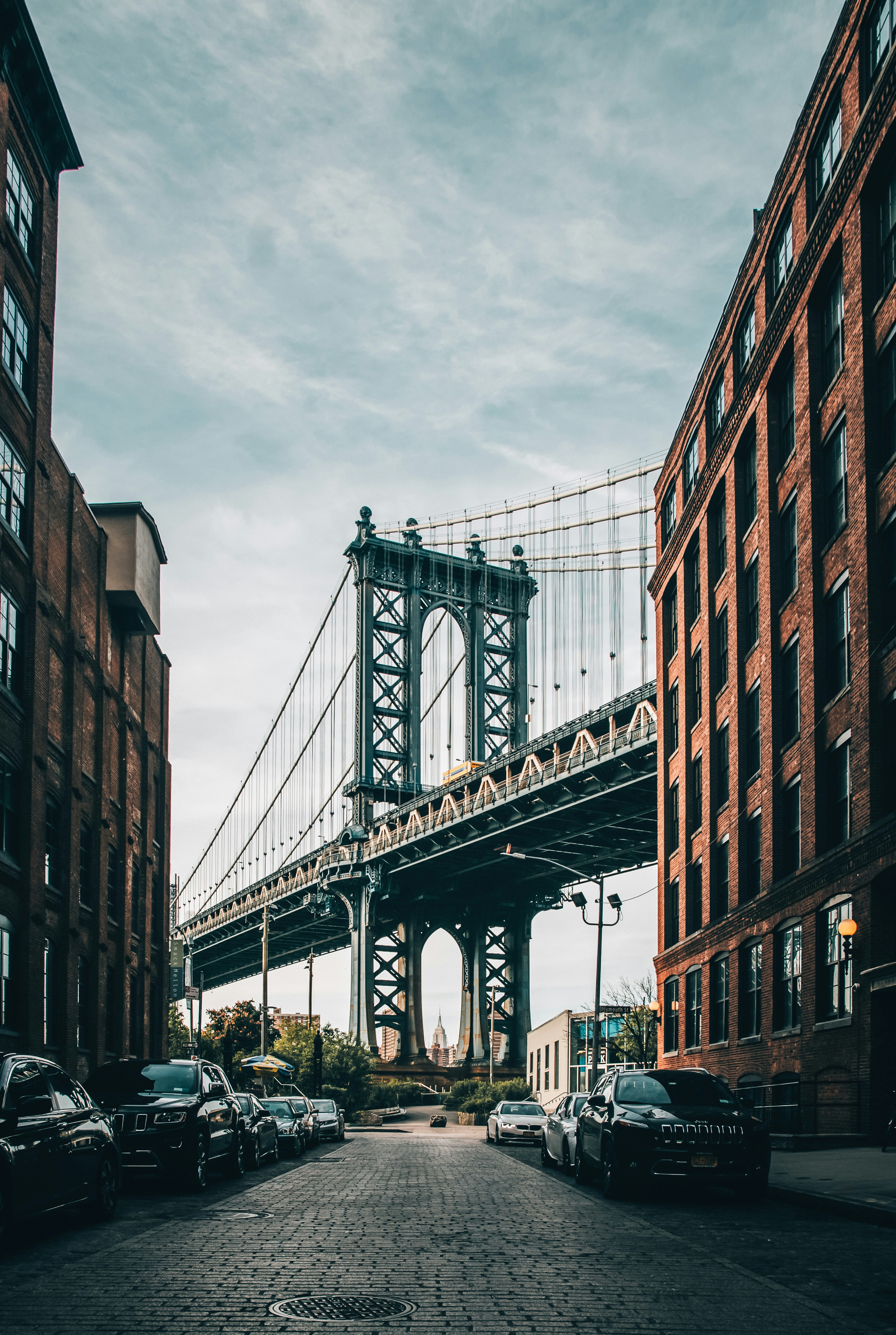 Coches aparcados a un lado de la carretera cerca del puente durante el ...