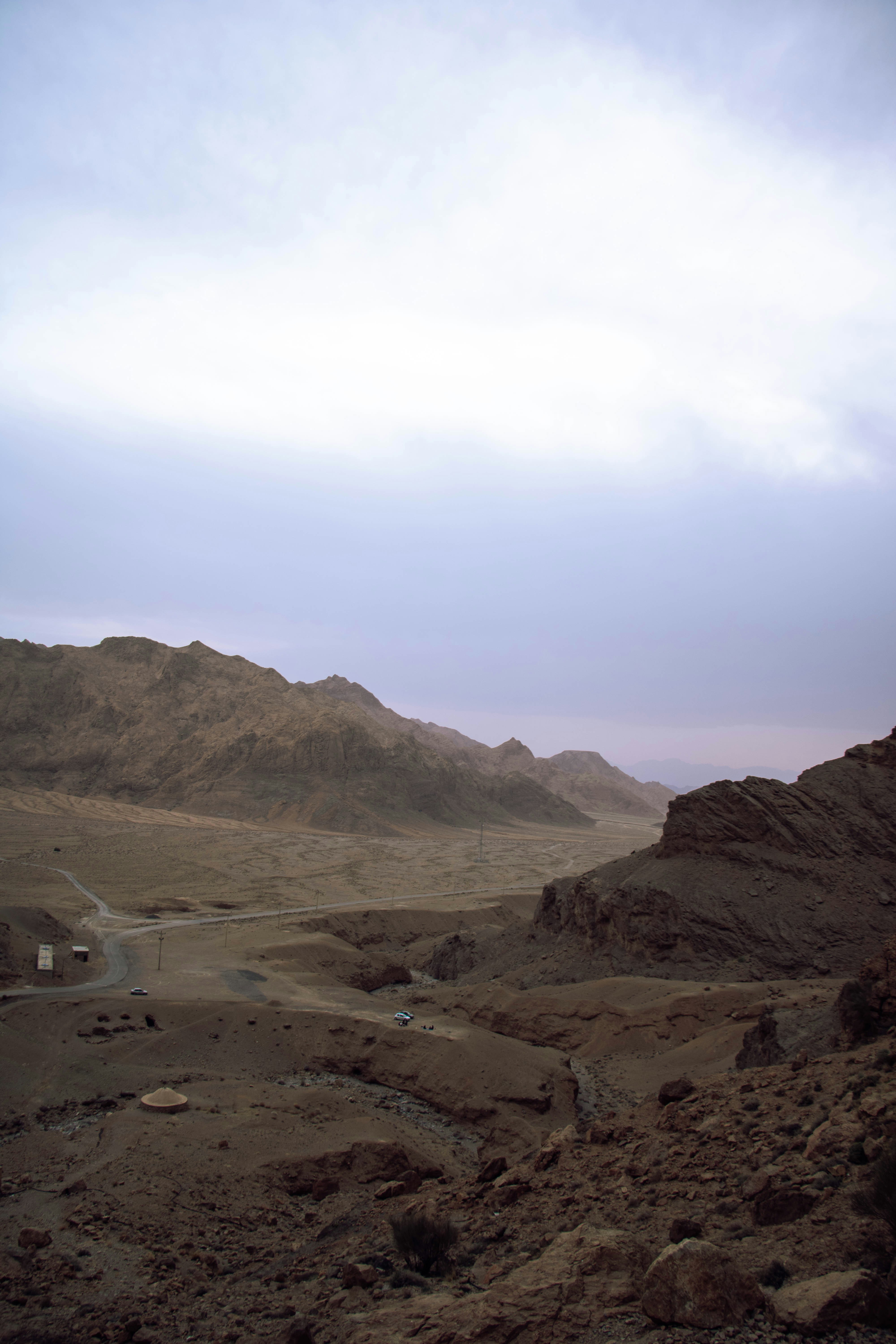 Foto Montañas marrones bajo el cielo azul durante el día – Imagen Chak ...