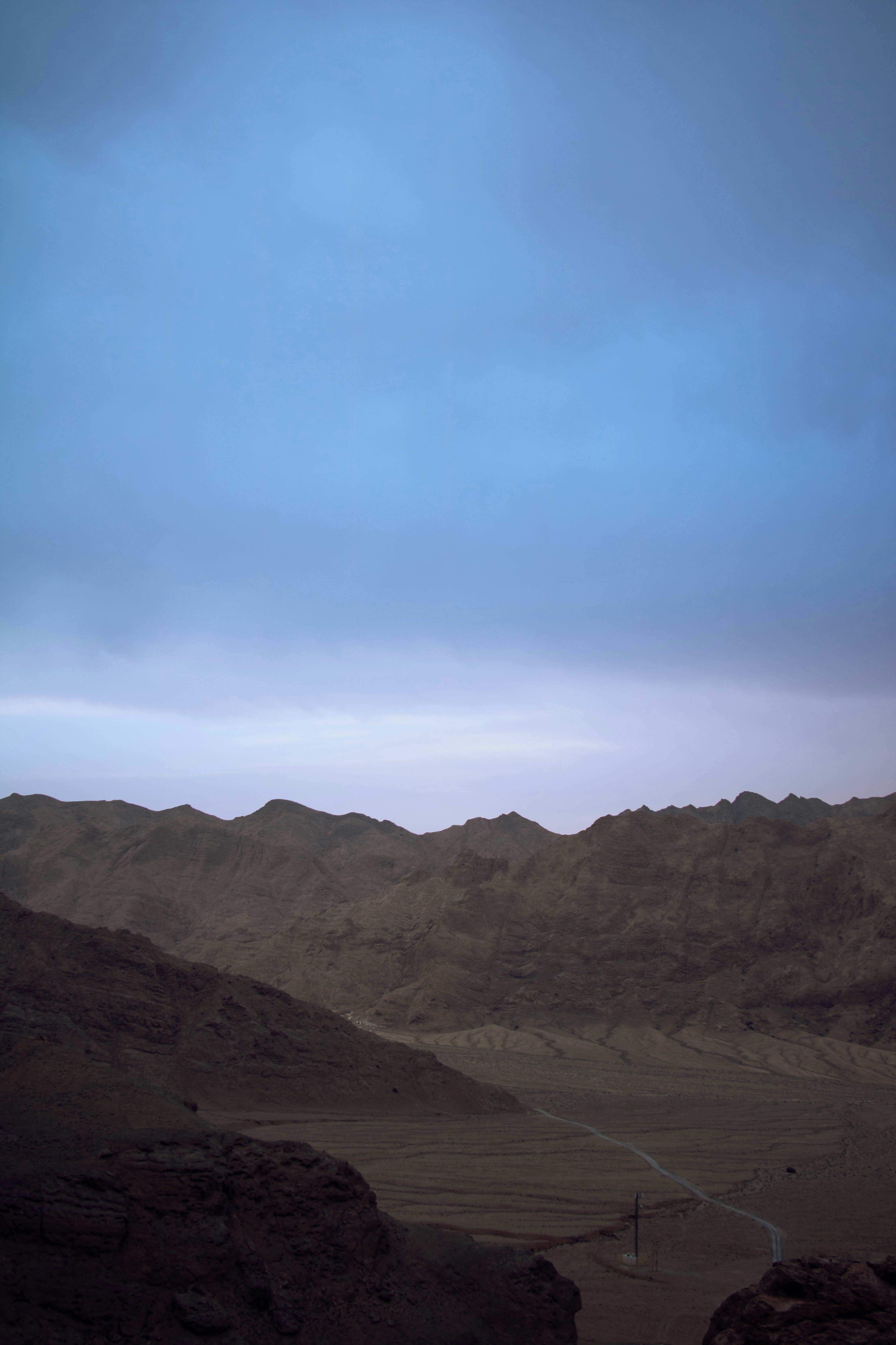 Montaña marrón bajo el cielo azul durante el día foto – Imagen de Chak ...