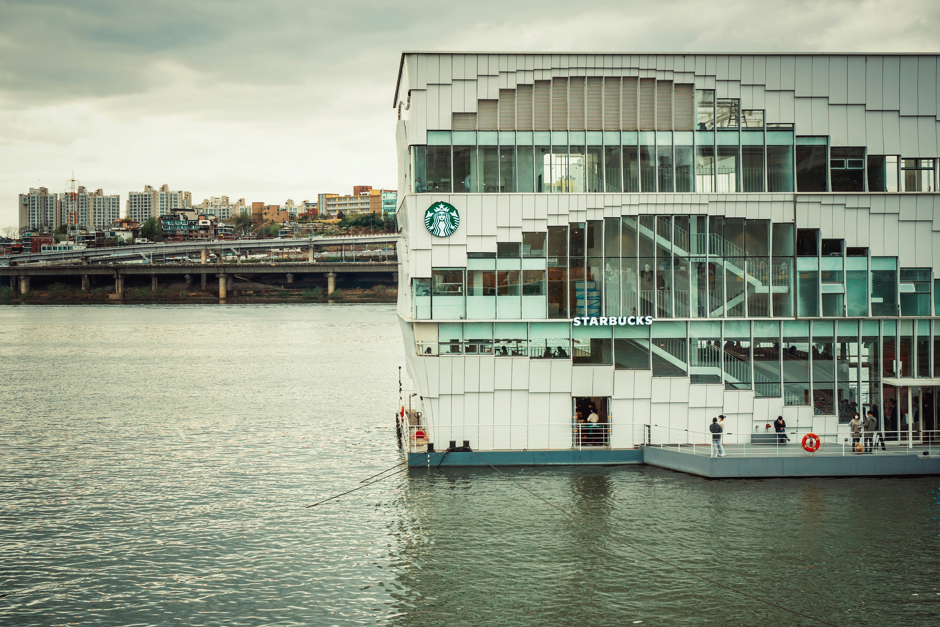 Floating Waterfront Café: The Starstruck Glass against the River