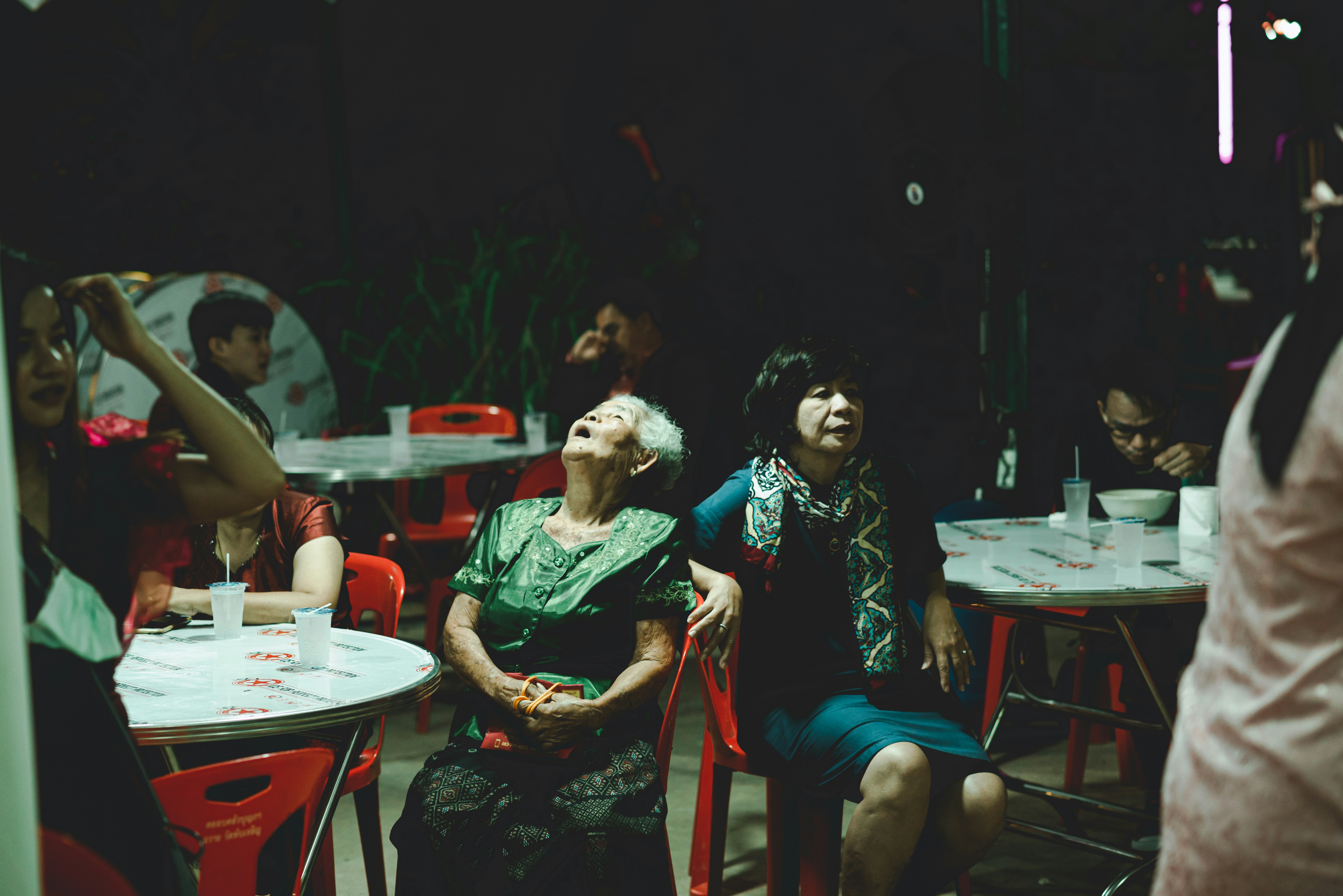 Green-Top Moment: A Quiet Gathering Under Neon Glow