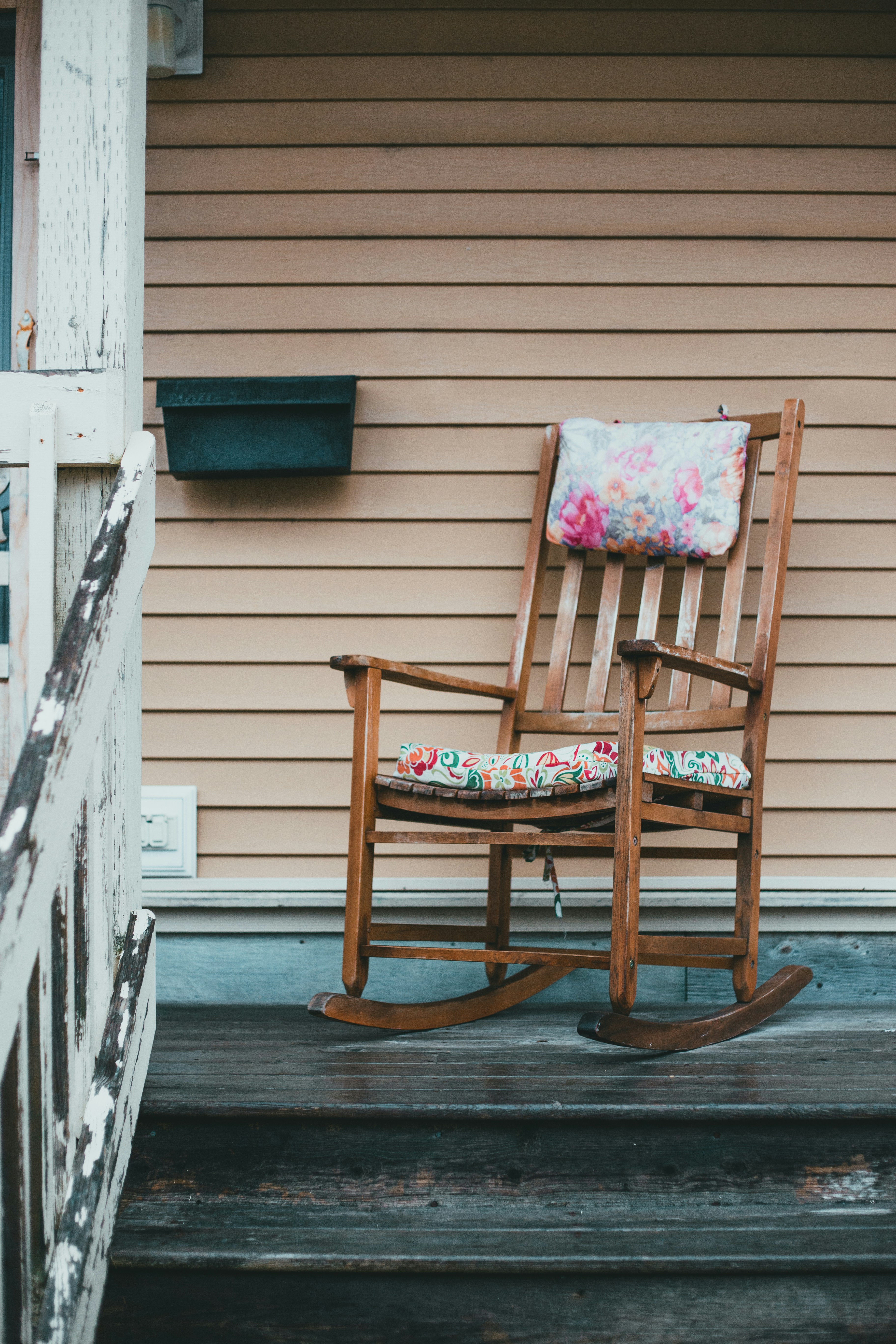 50,000+ Rocking Chair Pictures | Download Free Images on Unsplash