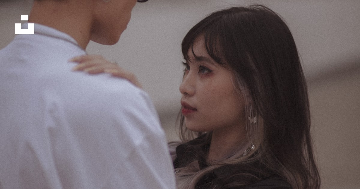 검은 가죽 재킷에 여자와 키스하는 하얀 드레스 셔츠에 남자 사진 Unsplash의 무료 회색 이미지
