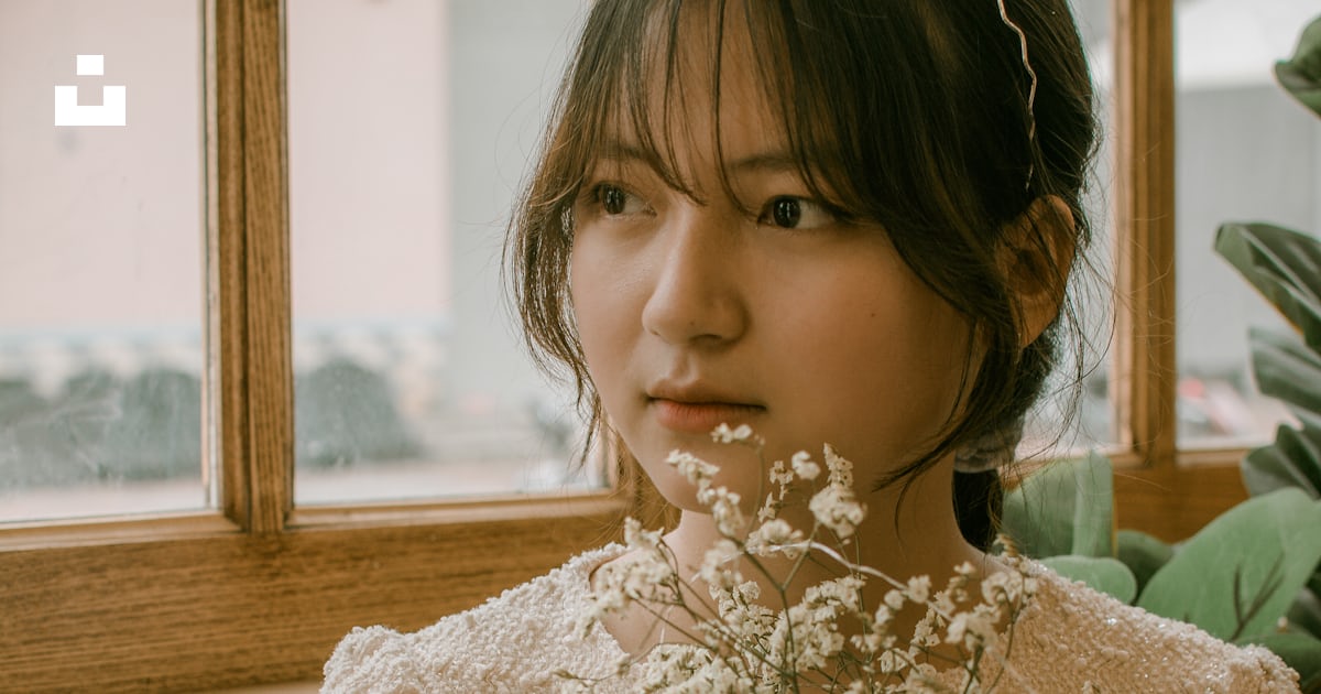 椅子に座っている白い花柄のレースの長袖シャツを着た女性の写真 Unsplashのtừ Sơnの無料画像