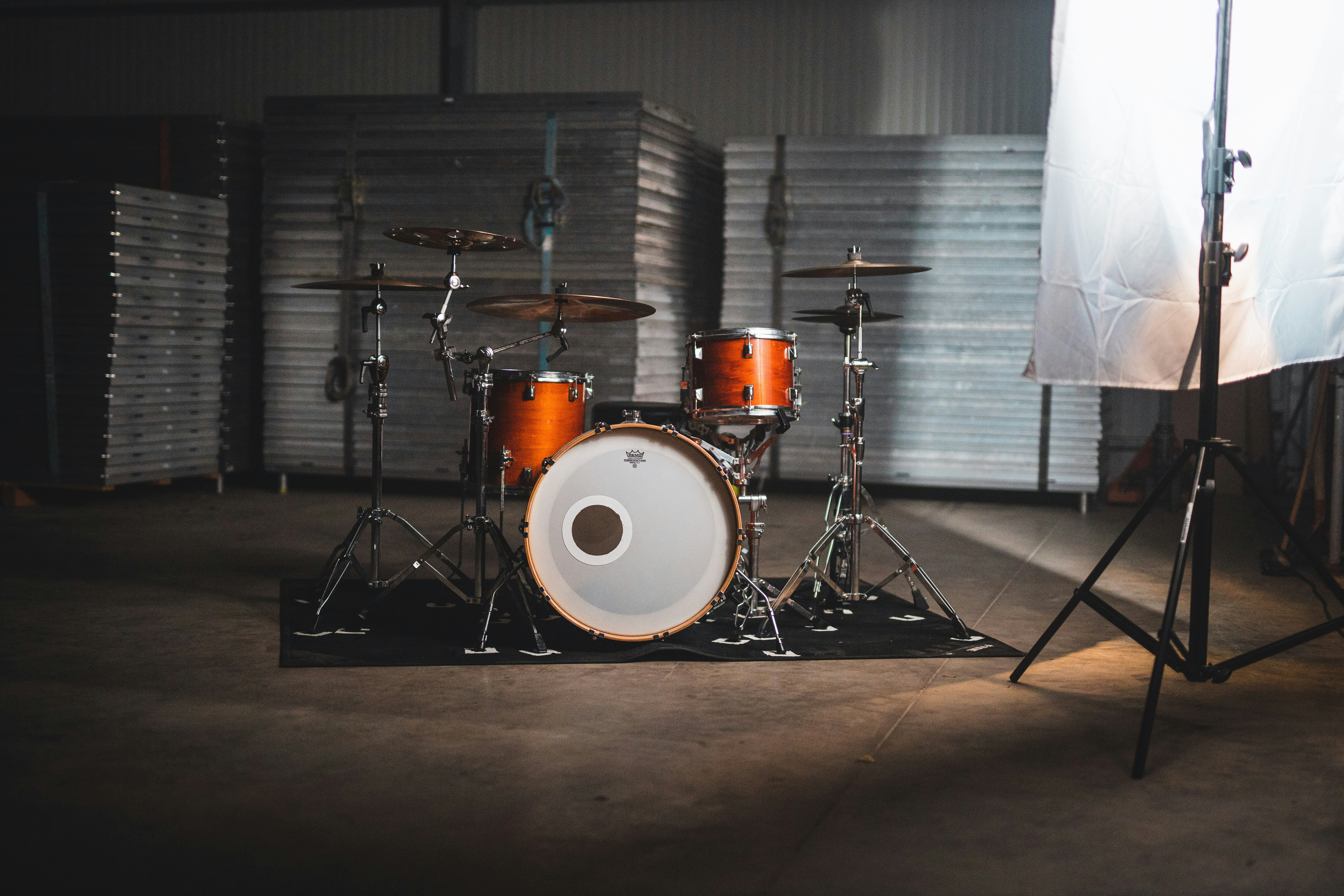 Un tambour installé devant un fond blanc photo – Image gratuite de ...