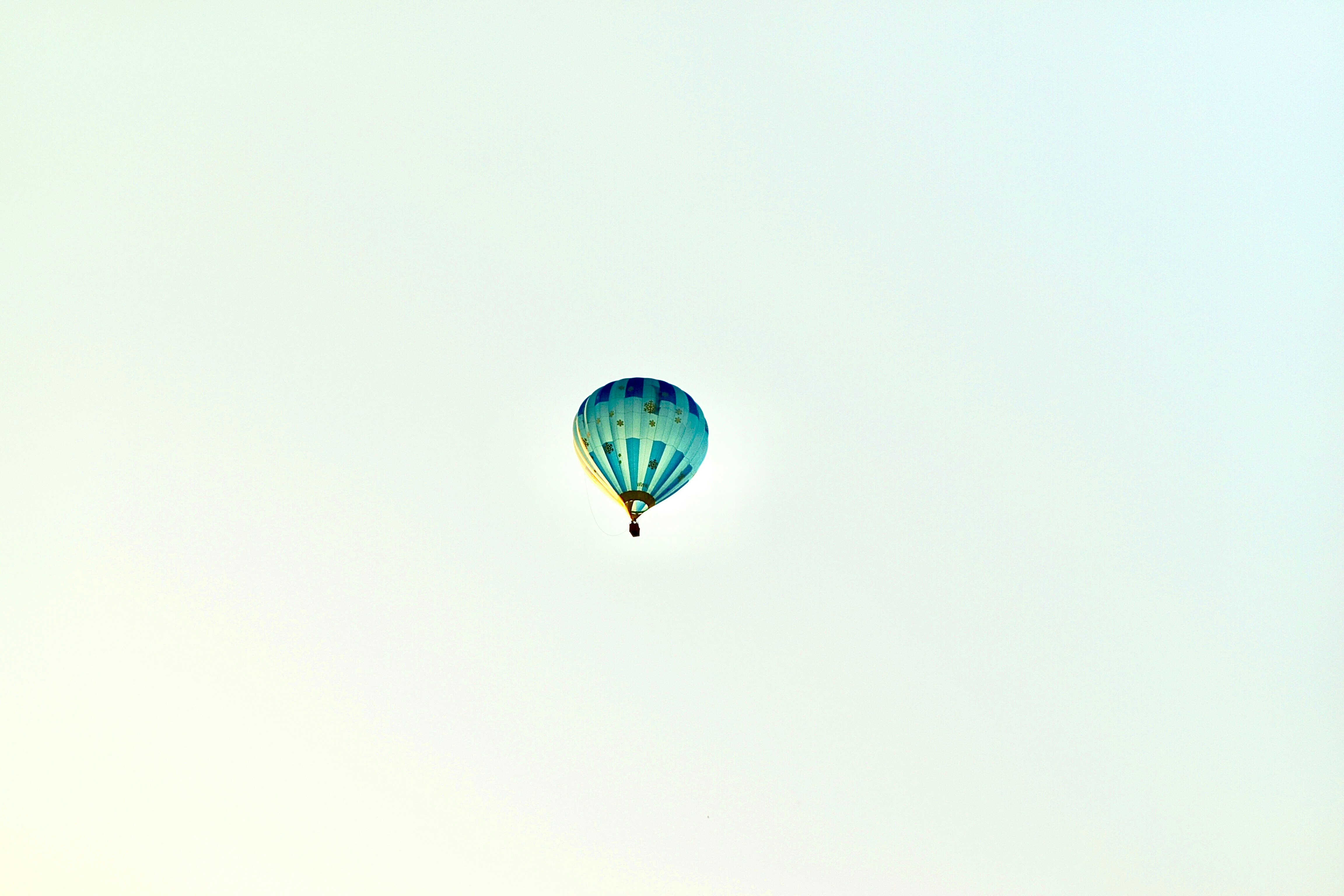 Blue yellow and red hot air balloon photo – Free Sunny Image on Unsplash