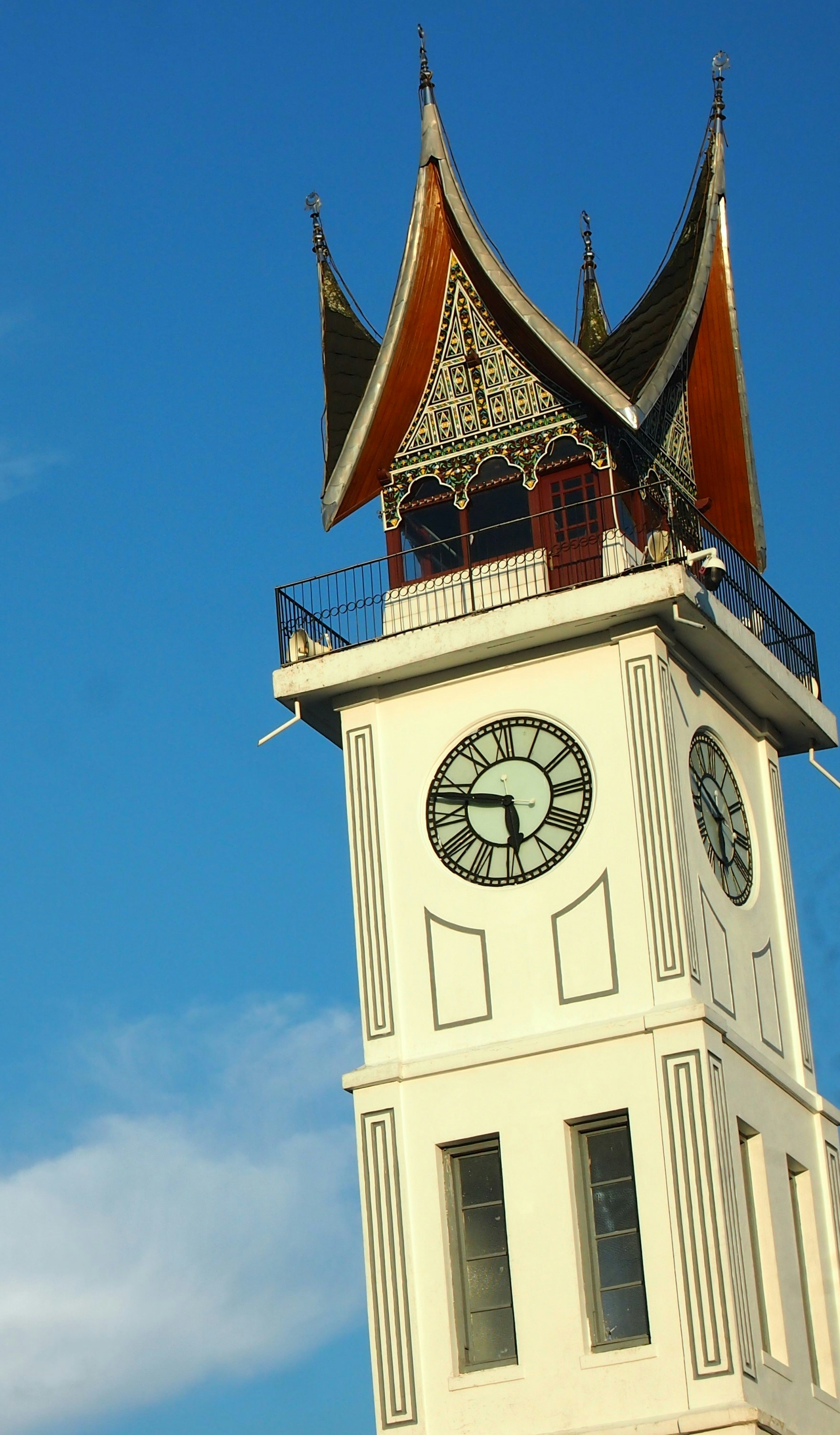 Foto Reloj de torre marrón y blanco – Imagen Indonesia gratis en Unsplash