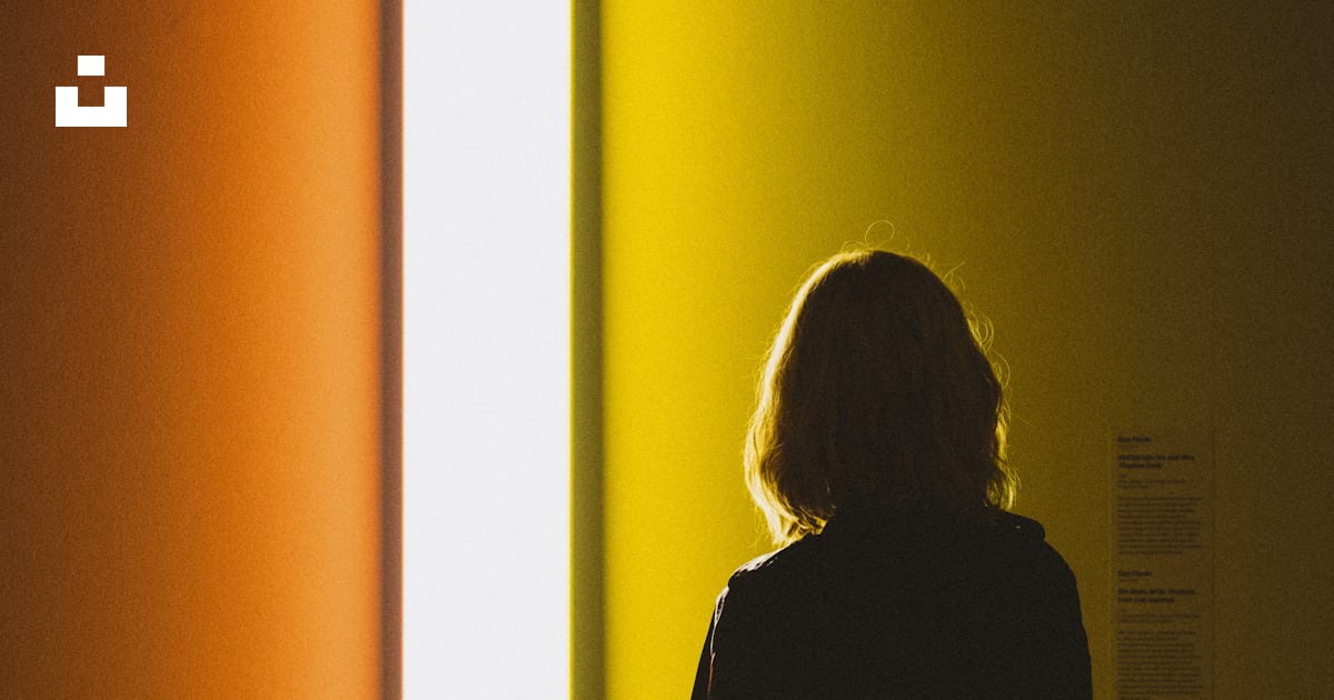 Foto Silueta De La Persona De Pie Frente A La Ventana Imagen Amarillo