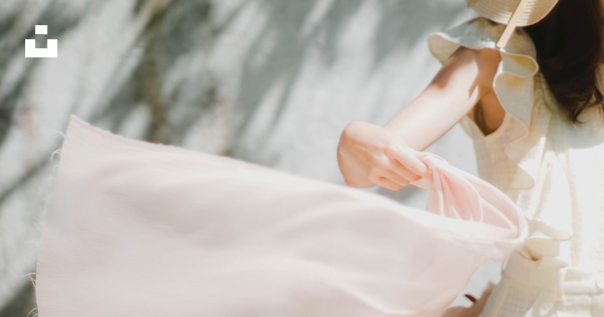 하얀 드레스와 흰 모자를 쓴 여자 사진 Unsplash의 무료 회색 이미지