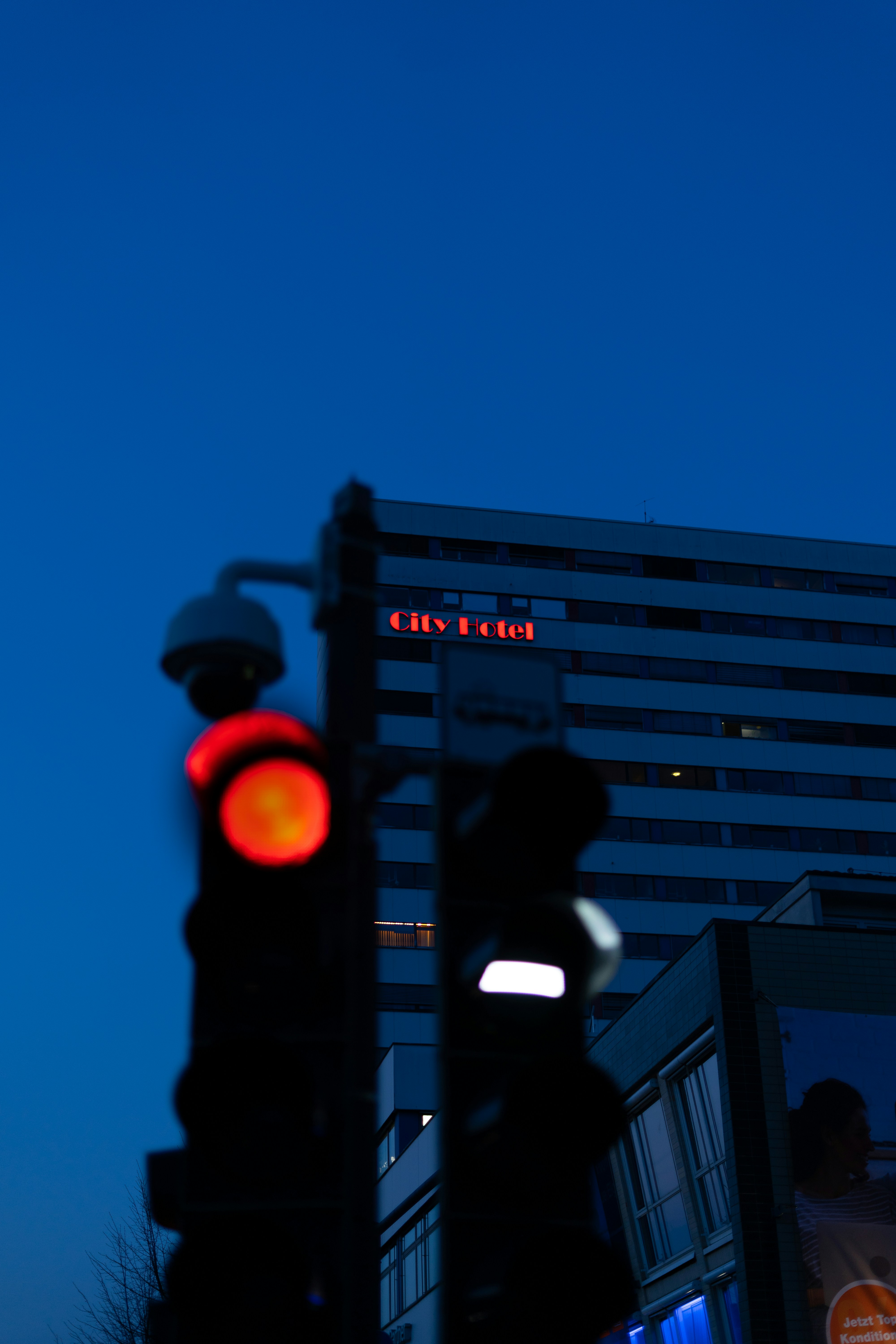Traffic light with red light photo – Free Light Image on Unsplash