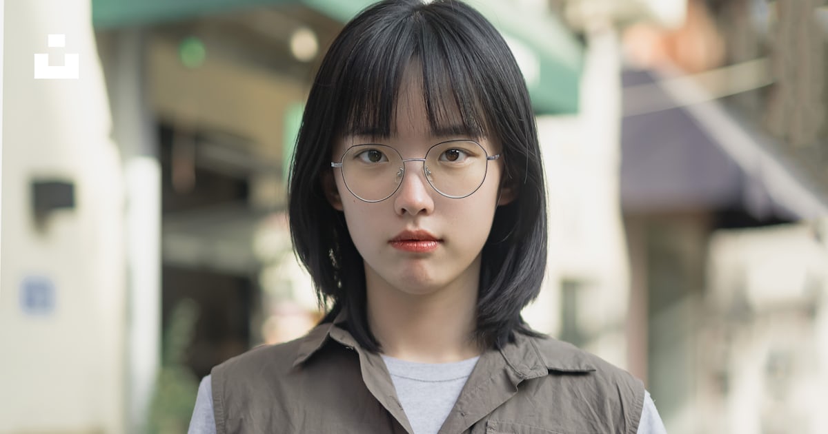 낮 동안 건물 근처에 서 있는 파란색 버튼 업 셔츠를 입은 여자 사진 Unsplash의 무료 초상 이미지